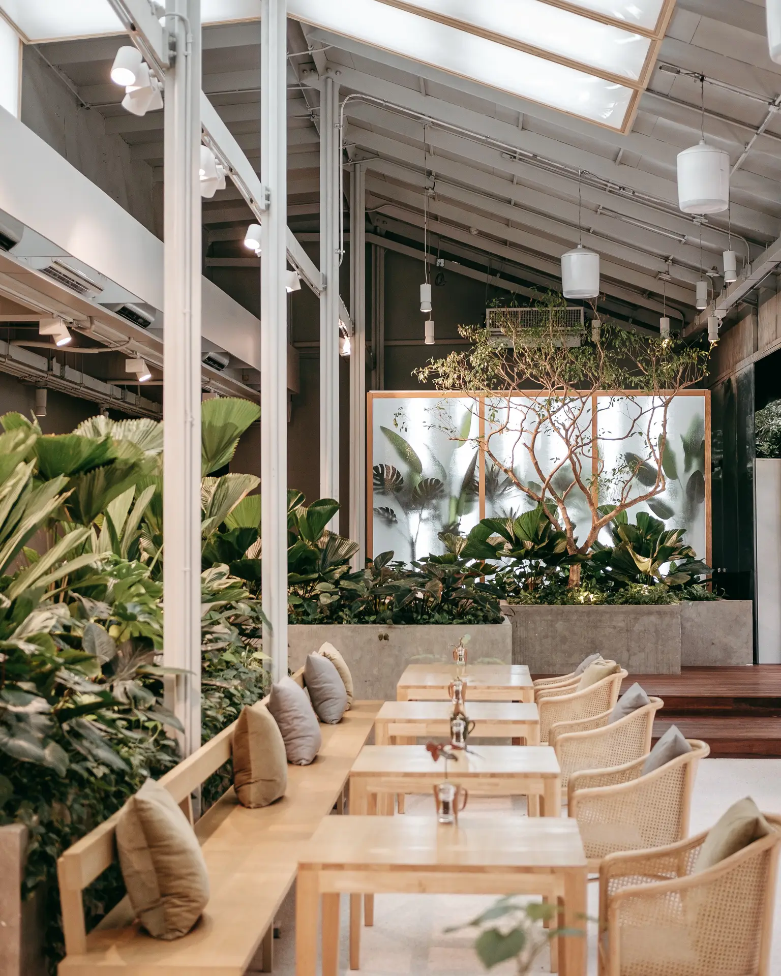 WH Cafe คาเฟ่เปิดใหม่ในบรรยากาศ Glass House ย่าน RCA | แกลเลอรีที่โพสต์โดย Rattomarty | Lemon8