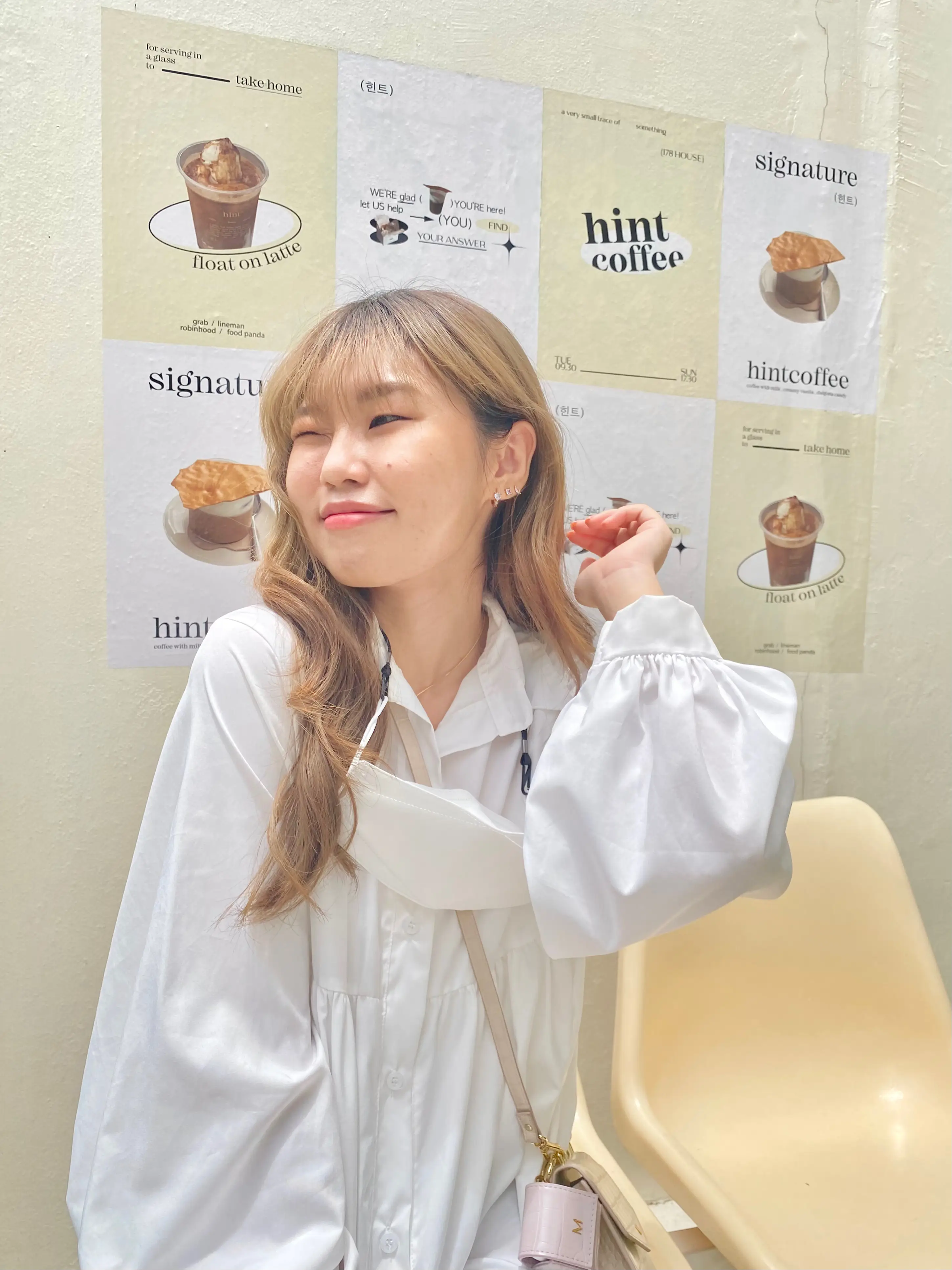 แนะนำมุมถ่ายรูปสวยๆ HINT COFFEE 📸🌷🌈🥯 | แกลเลอรีที่โพสต์โดย 엄씬 ⭐️🍒🎀 | Lemon8