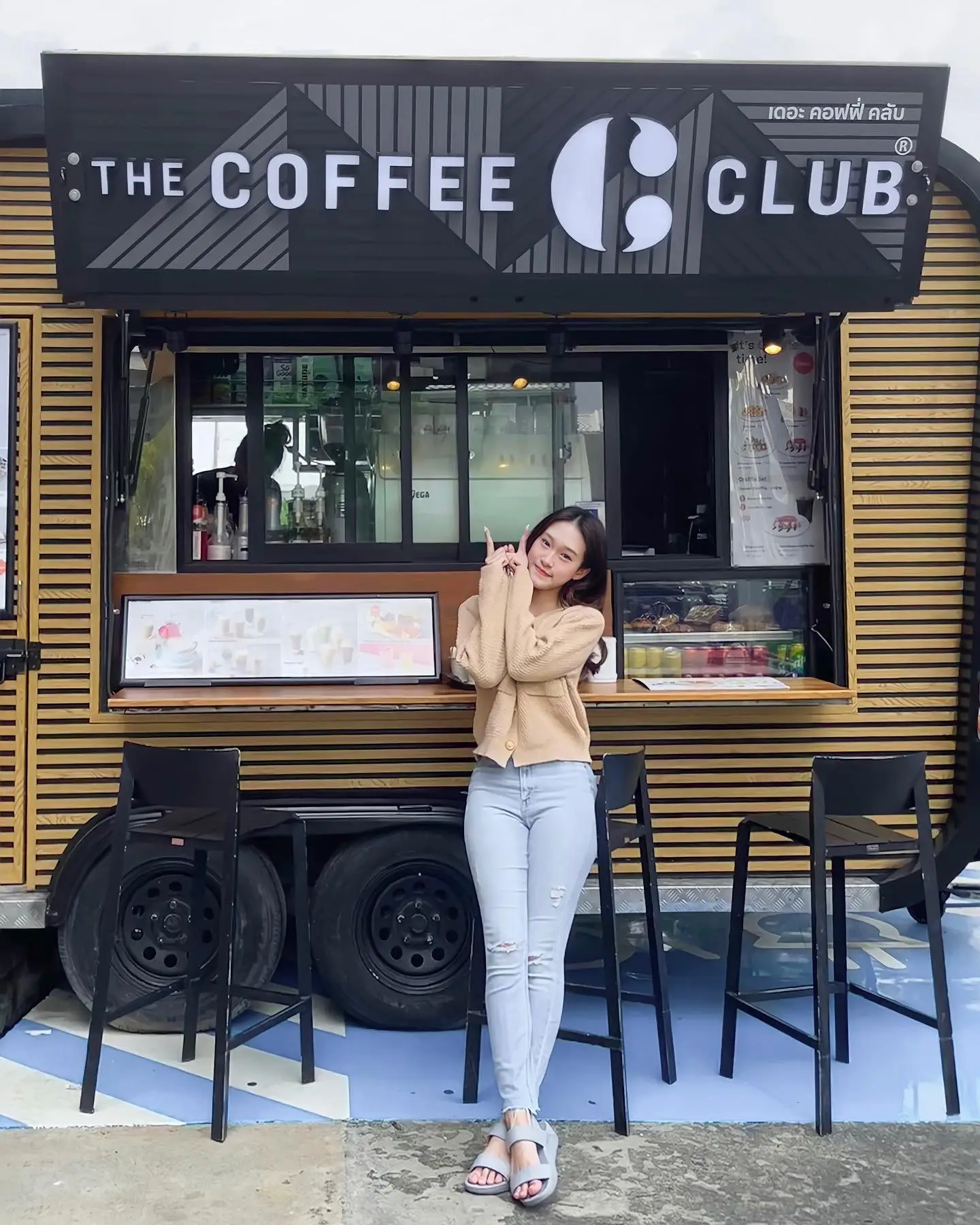 Food truck จิ๋วแต่แจ๋ววว ของกินเพียบ🤤 | แกลเลอรีที่โพสต์โดย gustnp | Lemon8