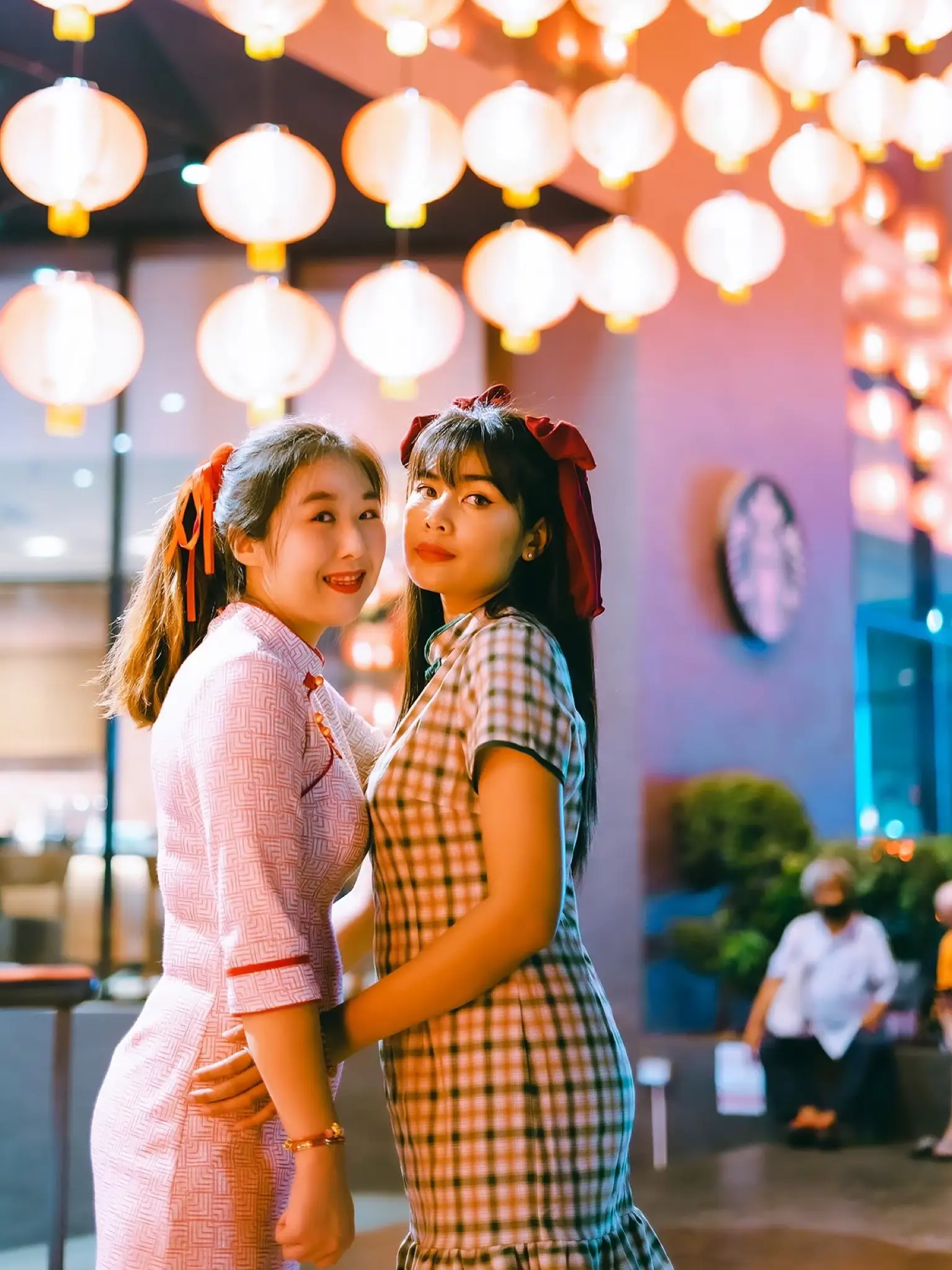 ธีมถ่ายรูป ชวนเพื่อนรักมาแต่งตัว ให้เหมือนกาสะลอง ซ้องปีป 💛 | Gallery posted by R'MUAY | Lemon8