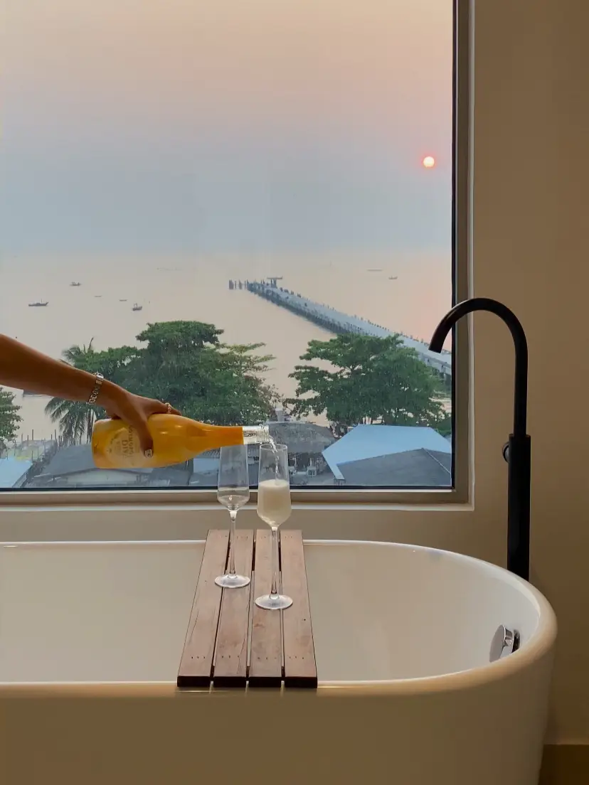 Zuwala Hotel📍Bangsaen วิวนี้ต้องชั้น 7 เท่านั้น 💛 | แกลเลอรีที่โพสต์โดย ...