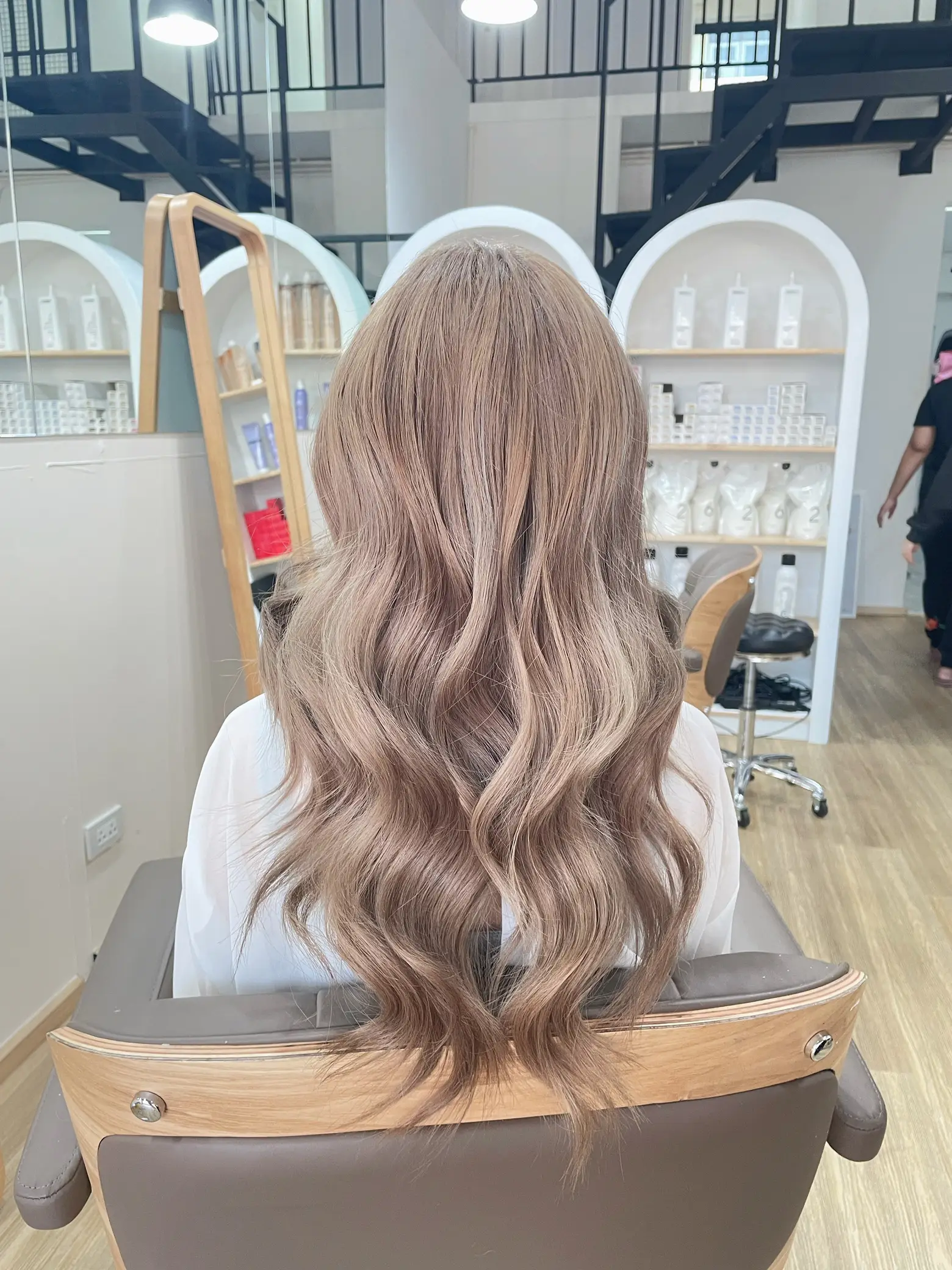 รีวิวทำผมสีชานมฉบับสาวผิวขาวเหลือง สีขับผิวมาก🧋 แกลเลอรีที่โพสต์โดย