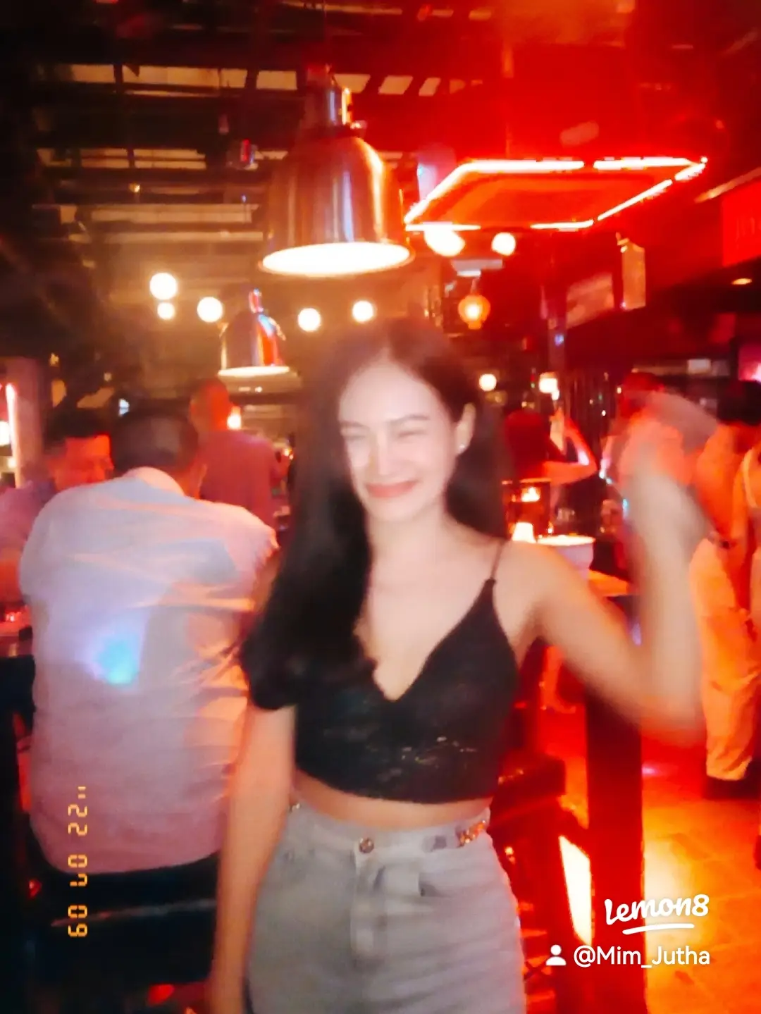 [ How to ถ่ายรูปเปิดแฟลช แบบสับ ในผับไฟสลัว] | แกลเลอรีที่โพสต์โดย Mim_Jutha | Lemon8