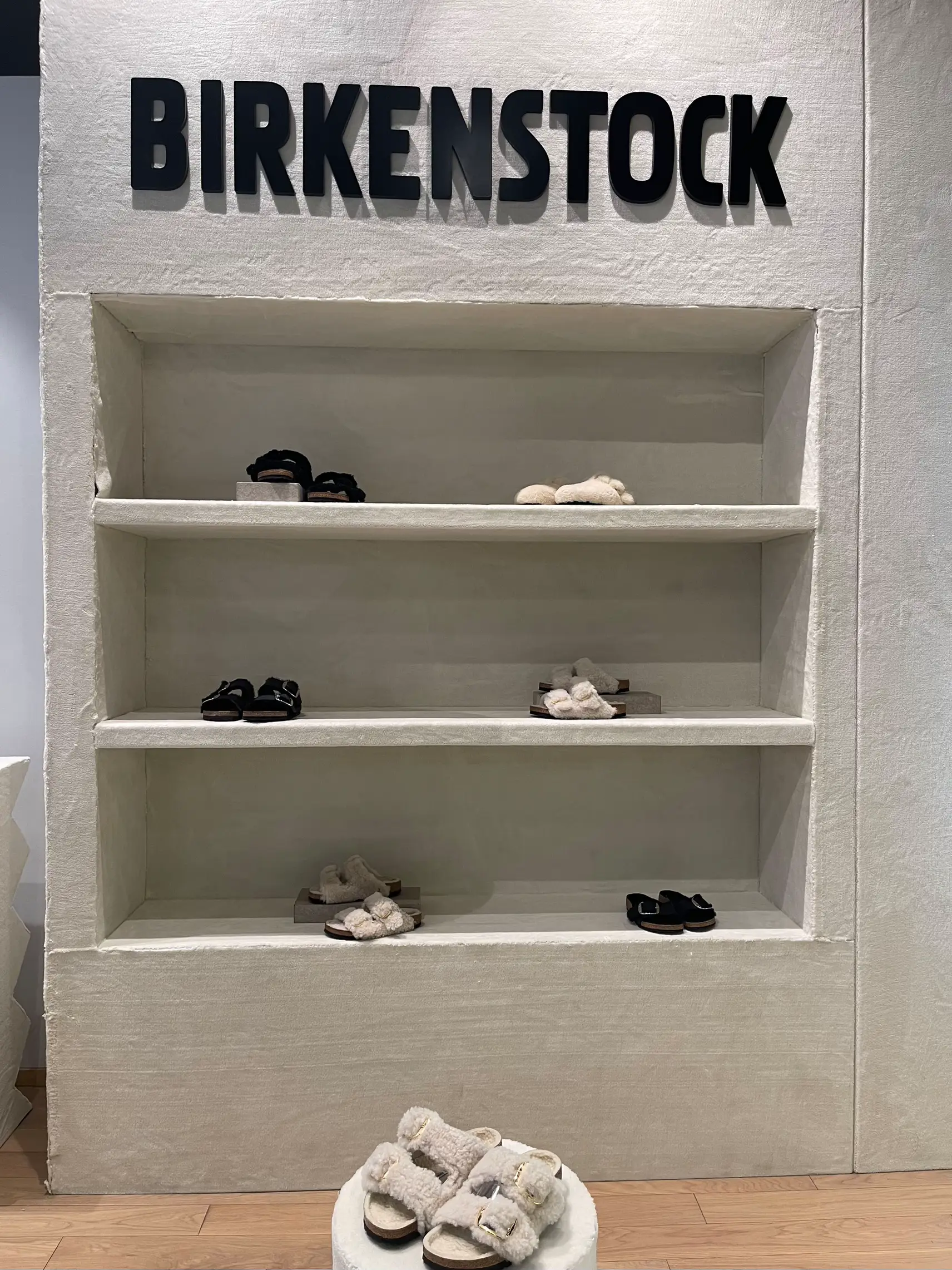 Birkenstock : รองเท้าสุดคิ้วท์จากขนแกะ ต้อนรับปีใหม่ 🌟 | แกลเลอรีที่โพสต์โดย ꔛChada | Lemon8