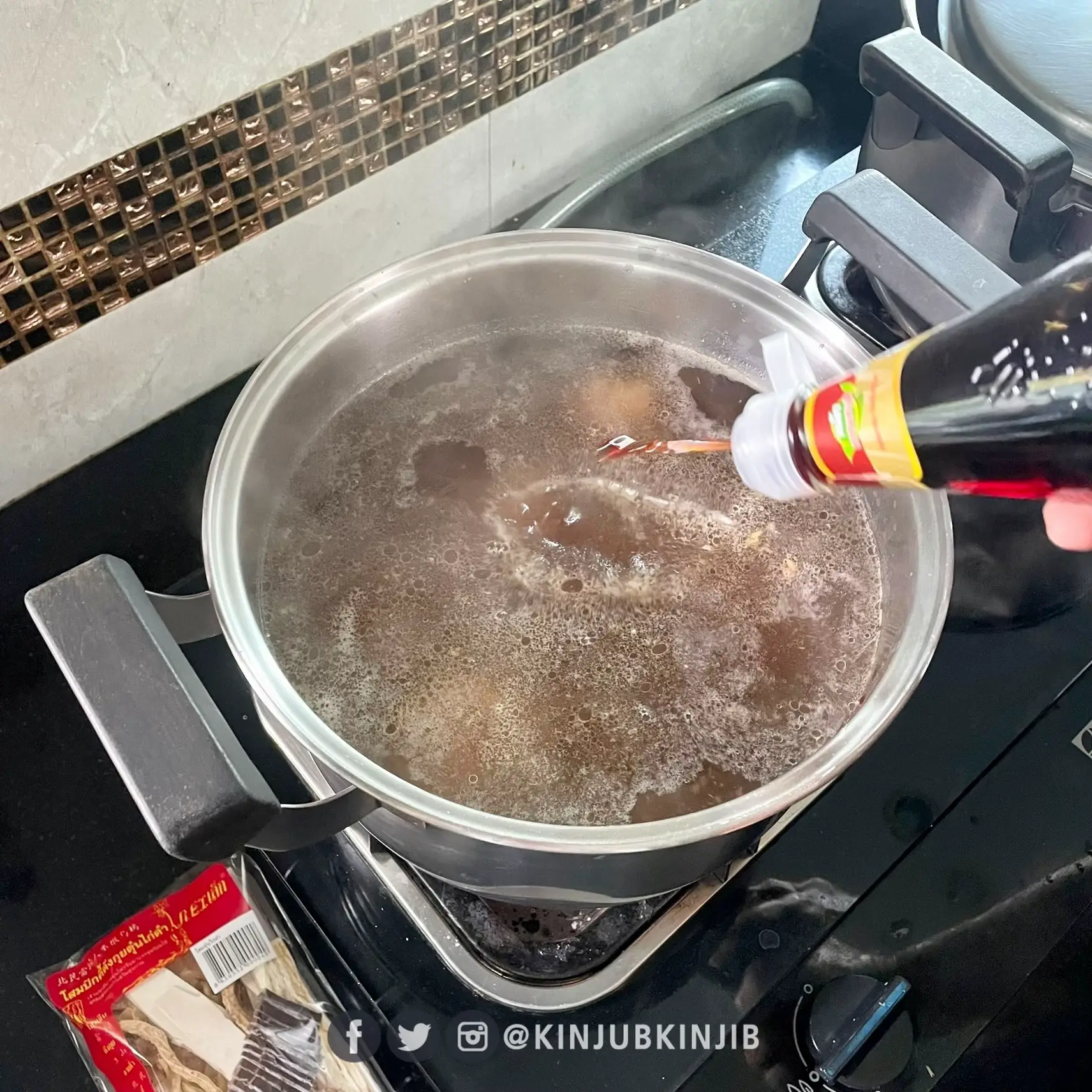 ไก่ตุ๋นเครื่องยาจีน ซดร้อนๆคล่องคอ อร่อยสุดๆ | แกลเลอรีที่โพสต์โดย kinjubkinjib | Lemon8