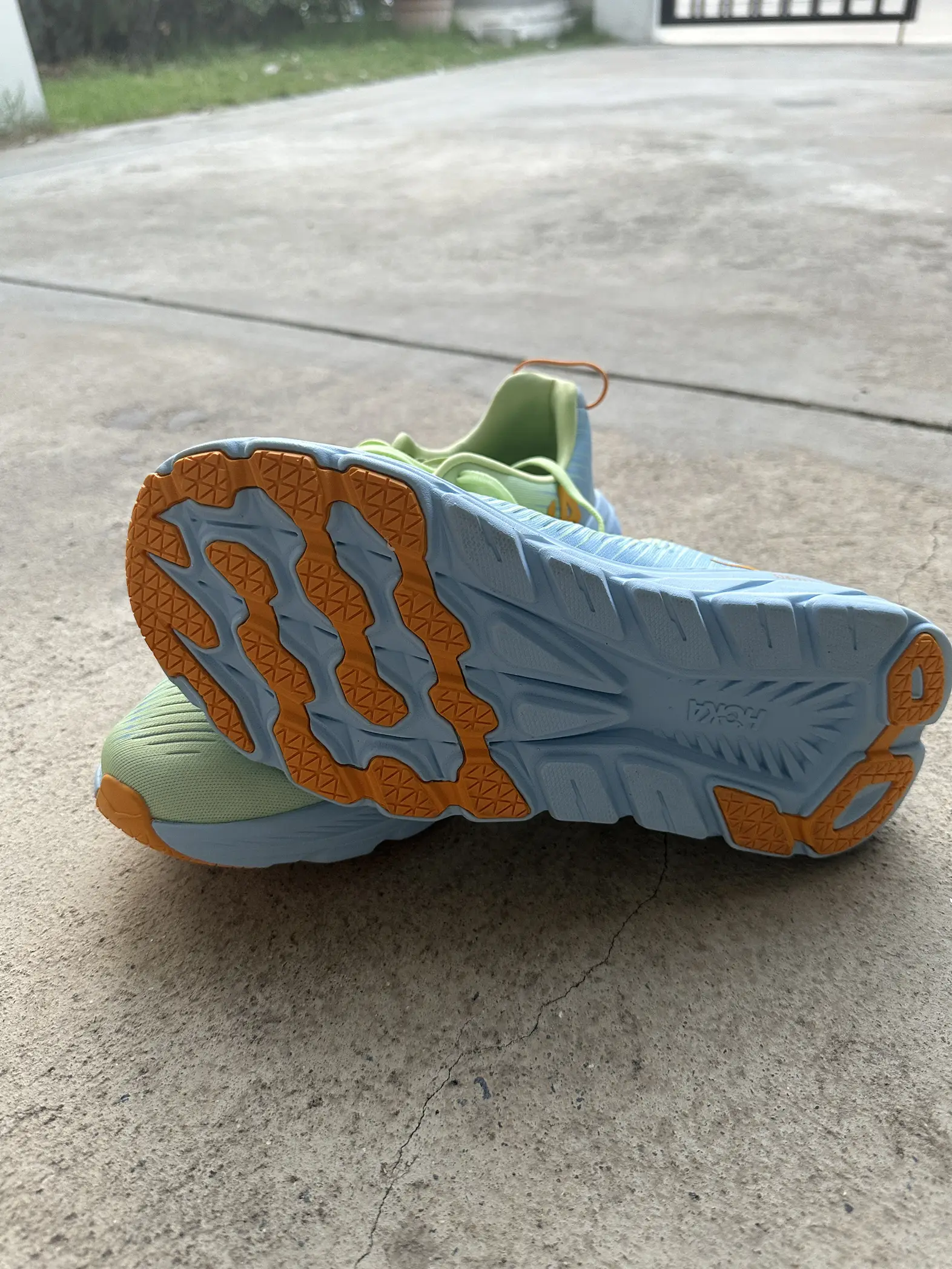 ซื้อรองเท้าวิ่งครั้งแรก HOKA Rincon 3 สีเขียวฟ้า | แกลเลอรีที่โพสต์โดย kansiri | Lemon8