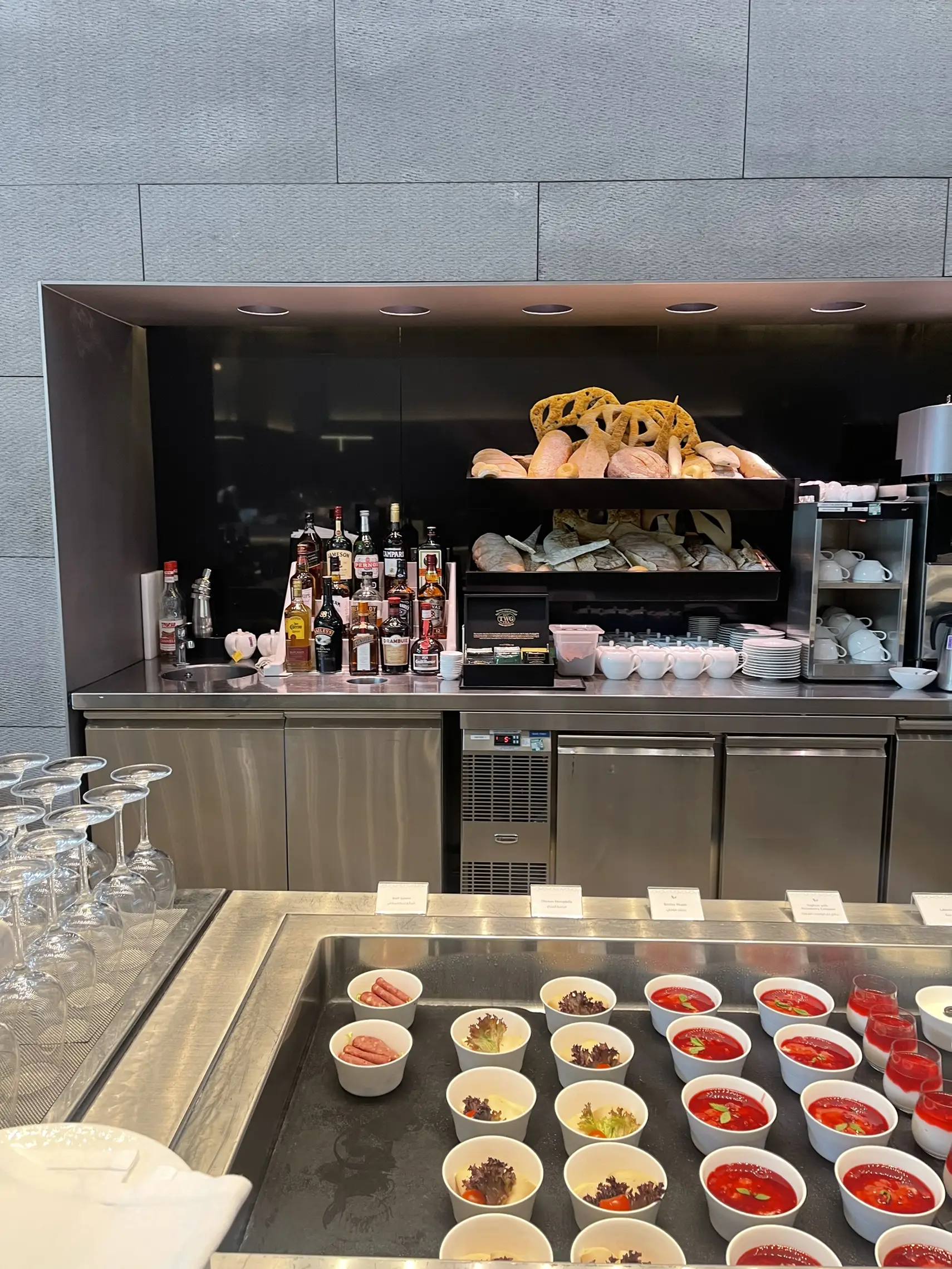 ใช้ชีวิตใน Al Mourjan Business Lounge กว่า 20 ชั่วโมง🛬 | แกลเลอรีที่โพสต์โดย nut_chiranan | Lemon8