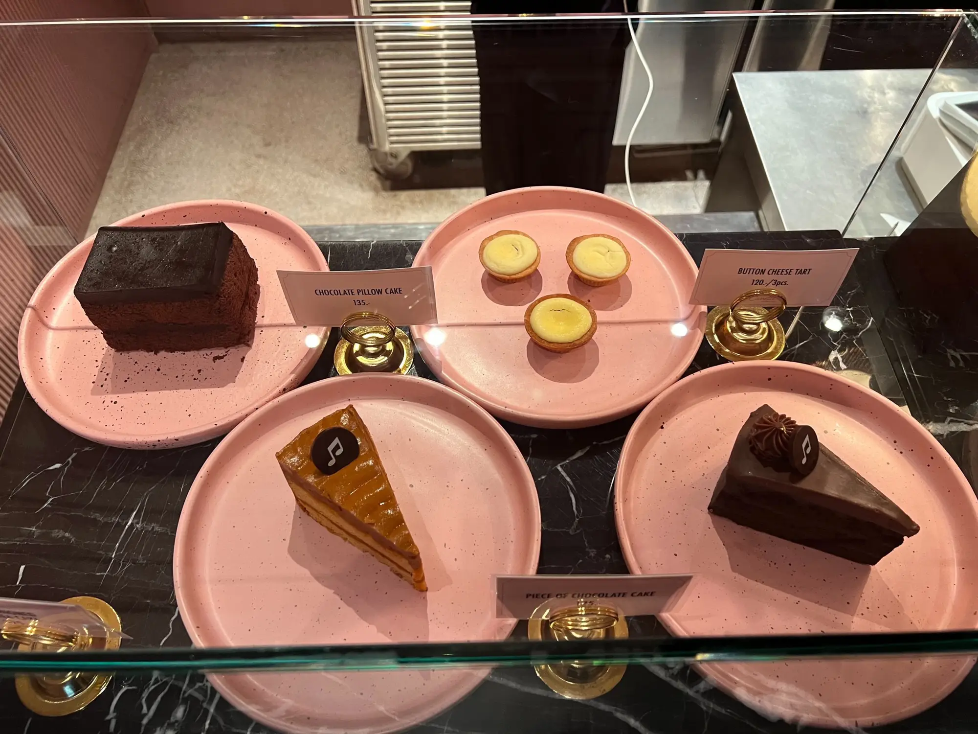 คาเฟ่สีชมพู the cassette coffee bar 💞 | แกลเลอรีที่โพสต์โดย Satapron | Lemon8