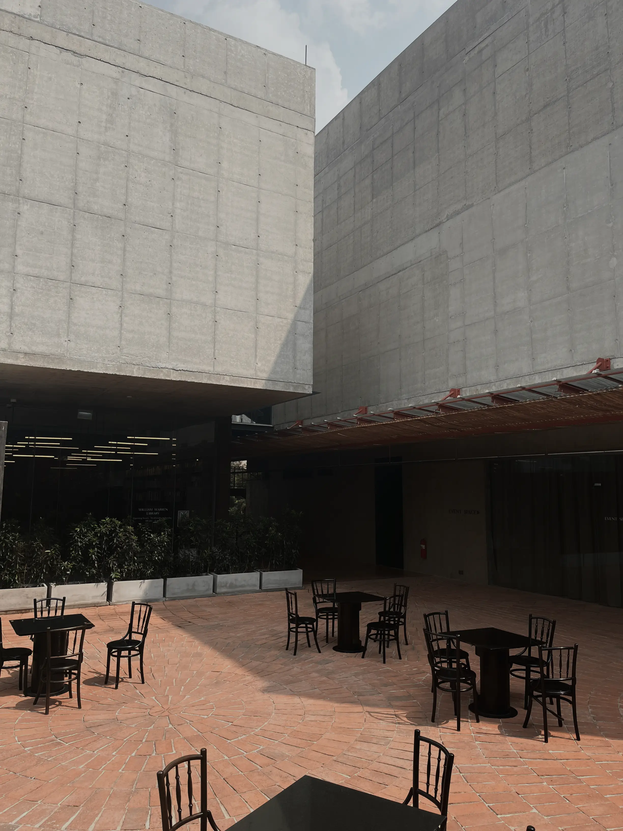 เธออวันนี้จะพาไปถ่ายรูปชุดครุยมุมแบบคลูๆกัน ️ | แกลเลอรีที่โพสต์โดย ไปกับแจ๊บ | GWJ | Lemon8