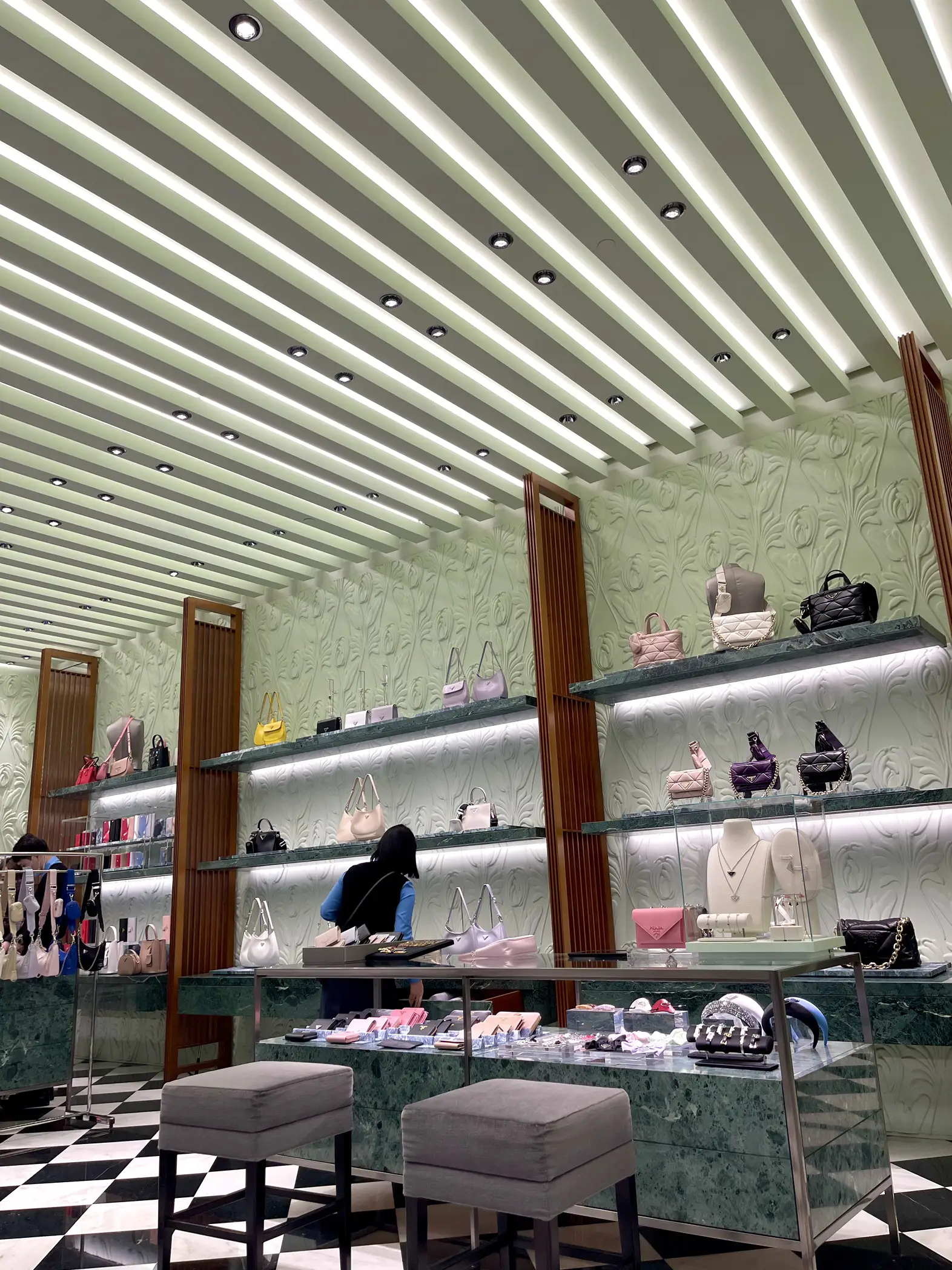 มารีวิว prada nylon re-edition 2000🎀🫶🏻👜💐 | แกลเลอรีที่โพสต์โดย anda ...