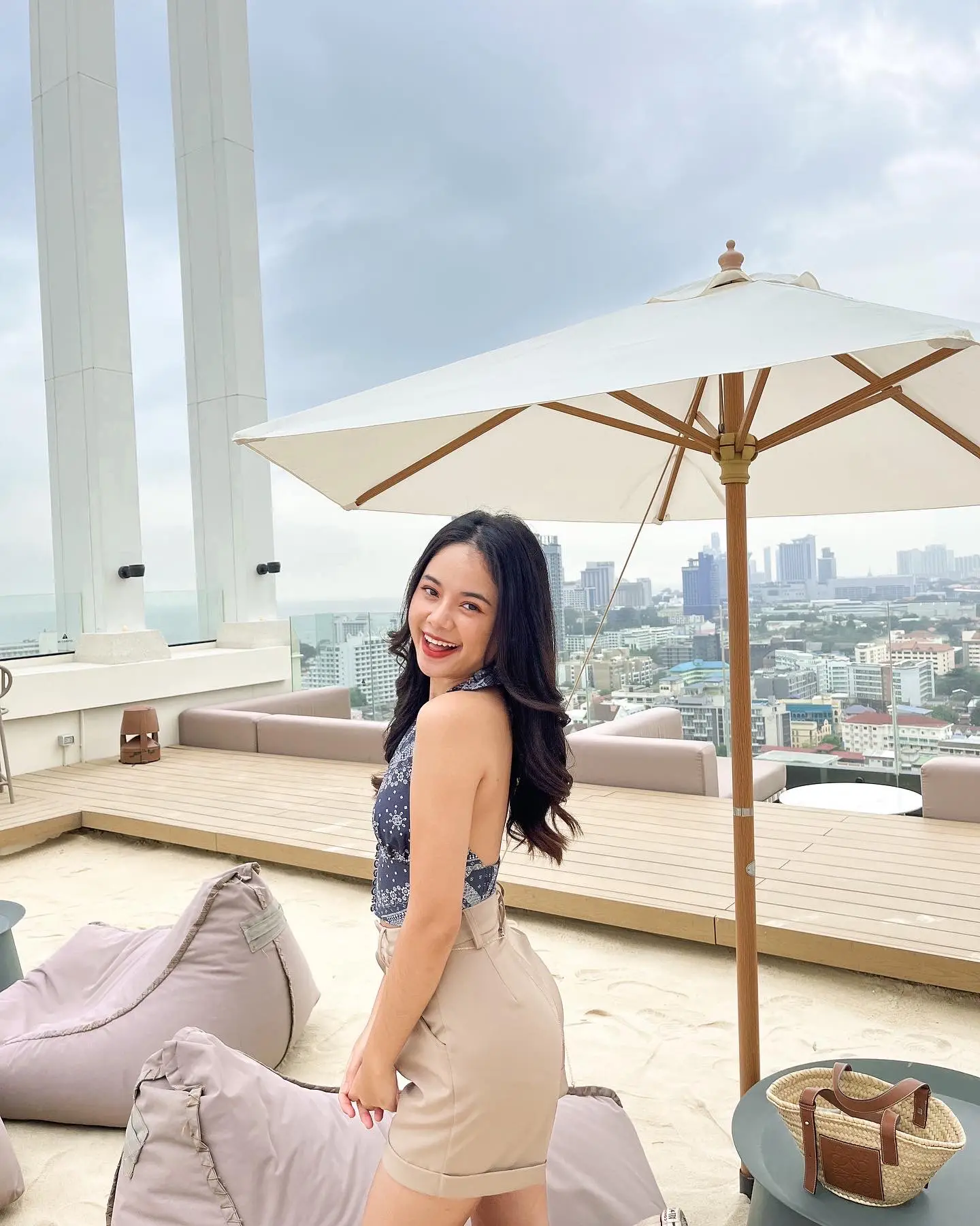 Rooftop พัทยา ที่ฮิตที่สุดในตอนนี้!!🏝 | แกลเลอรีที่โพสต์โดย sixsix | Lemon8