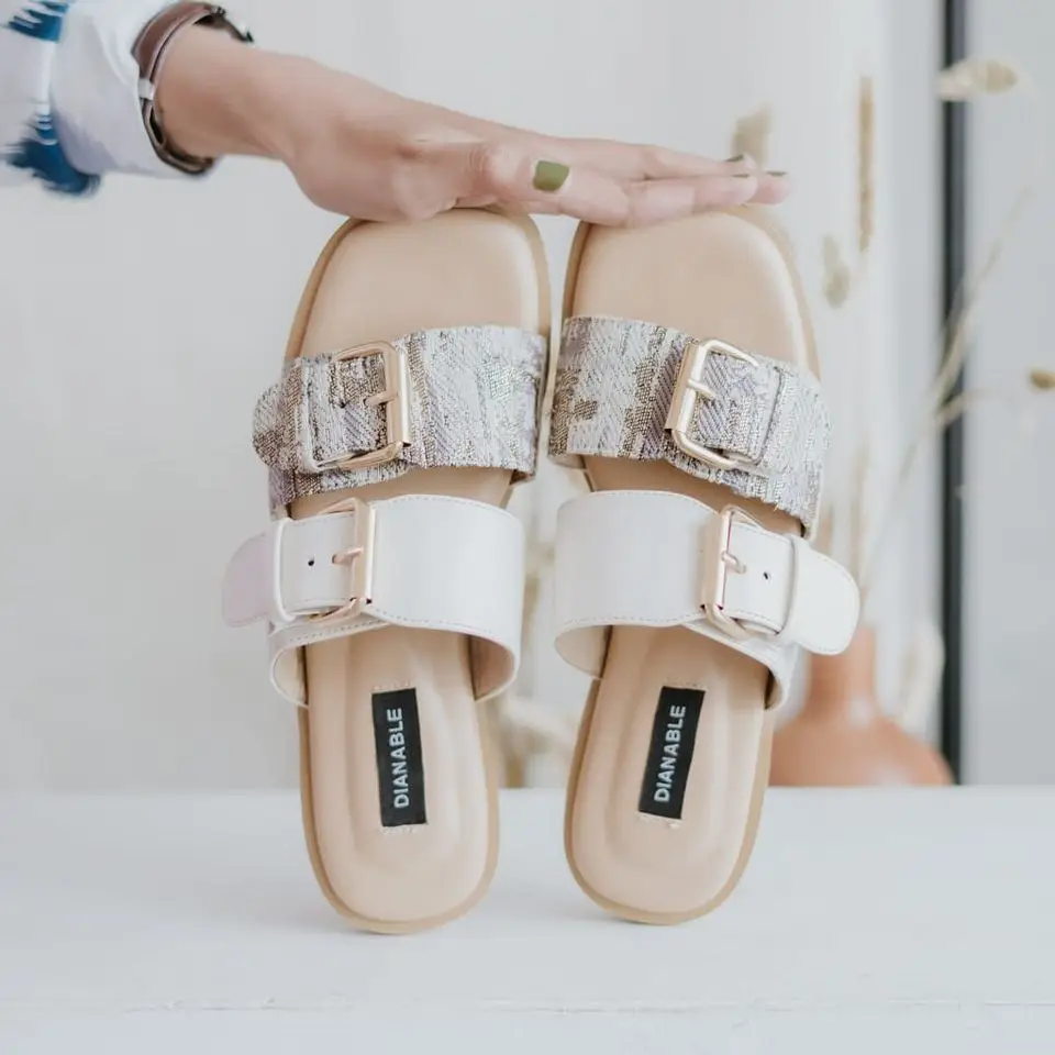 Sepatu, sendal, heels | แกลเลอรีที่โพสต์โดย Selvi Setiyani | Lemon8