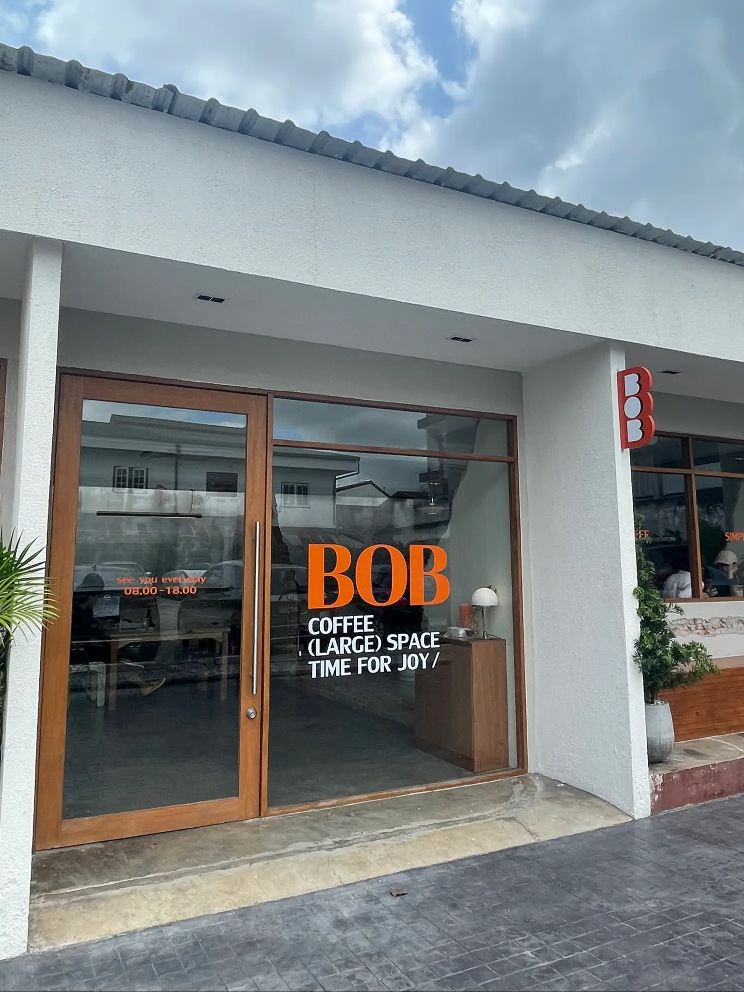 BOB coffee @เชียงใหม่ ร้านกาแฟที่มีมุมถ่ายรูปล้านมุม 👀 | แกลเลอรีที่โพสต์โดย nn.ynk_ | Lemon8