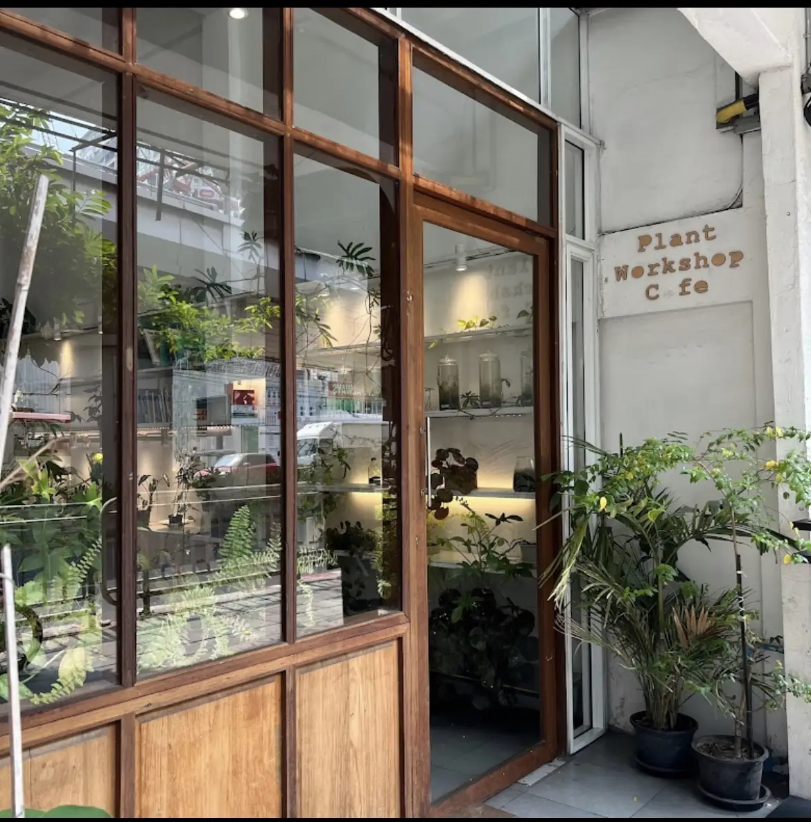 Plant Workshop Cafe คาเฟ่ล้อมไปด้วยต้นไม้ ใกล้BTSราชเทวี | แกลเลอรีที่โพสต์โดย tuthaaaa | Lemon8