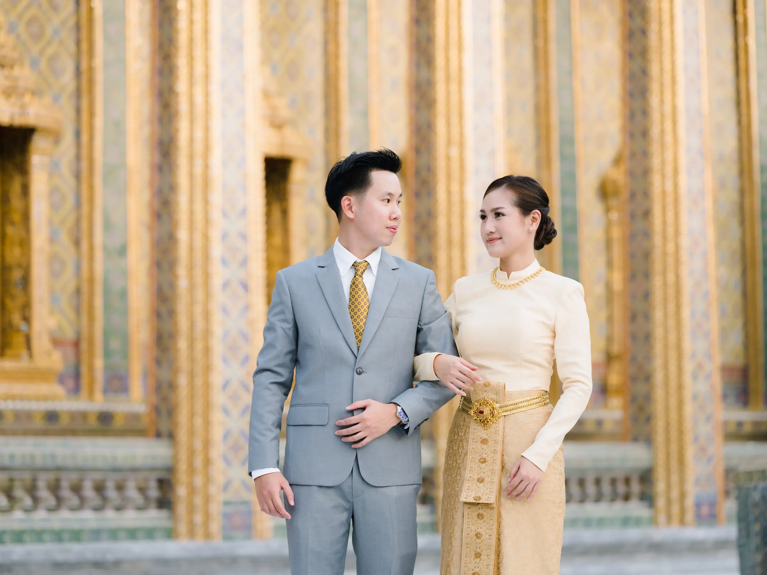 ถ่ายพรีเวดดิ้งที่วัดราชบพิธ ชุดไทย งบ 1,500 ก็สวยได้ | แกลเลอรีที่โพสต์โดย lolyploy | Lemon8