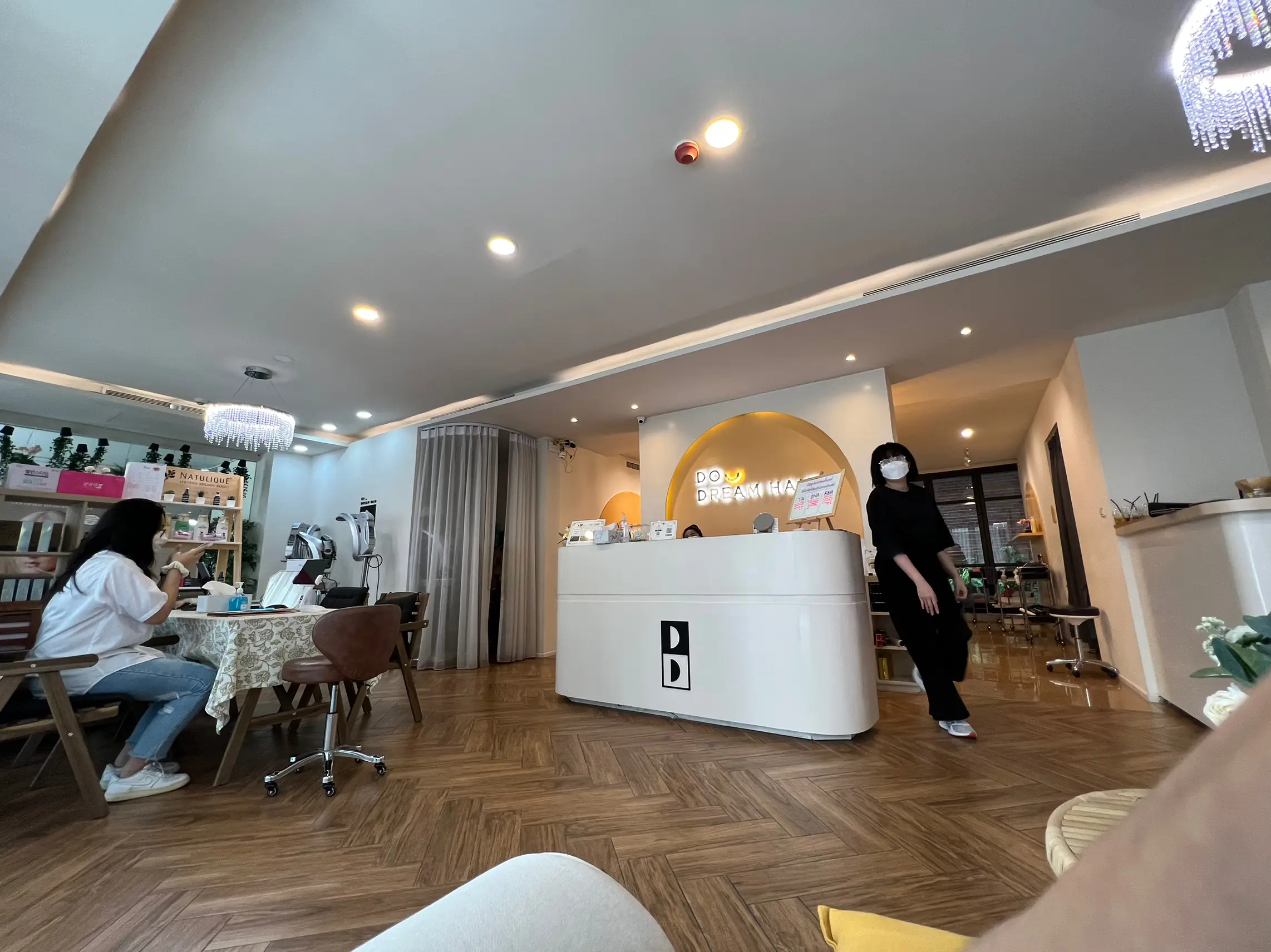 เปลี่ยนลุคแม่วัย 40 💇‍♀️ | แกลเลอรีที่โพสต์โดย cherlin.er | Lemon8