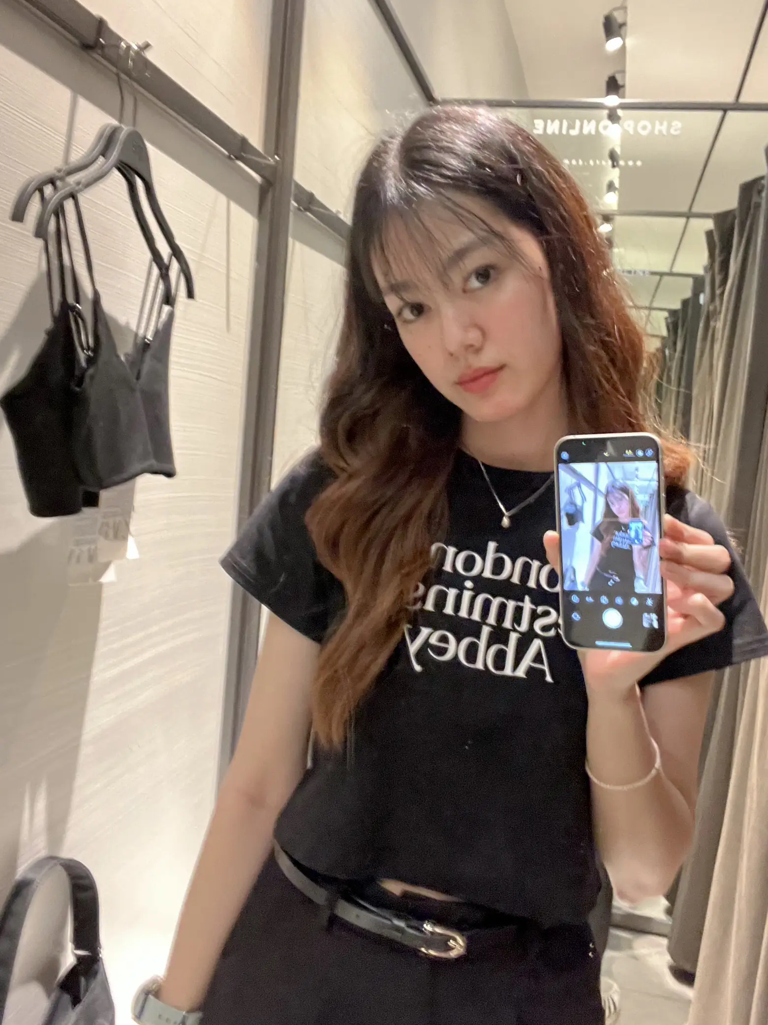 ท่าโพสถ่ายรูปหน้ากระจกสุด cool 🎧 ︎ | แกลเลอรีที่โพสต์โดย pai :•) | Lemon8