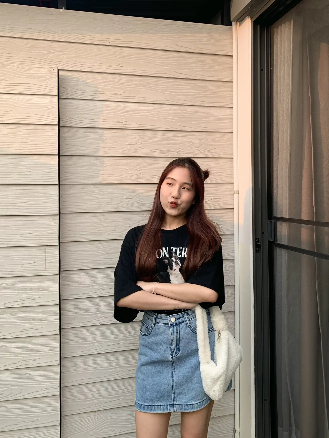 เสื้อยืดoversizeกับกระโปรง🖤 | แกลเลอรีที่โพสต์โดย myymines | Lemon8