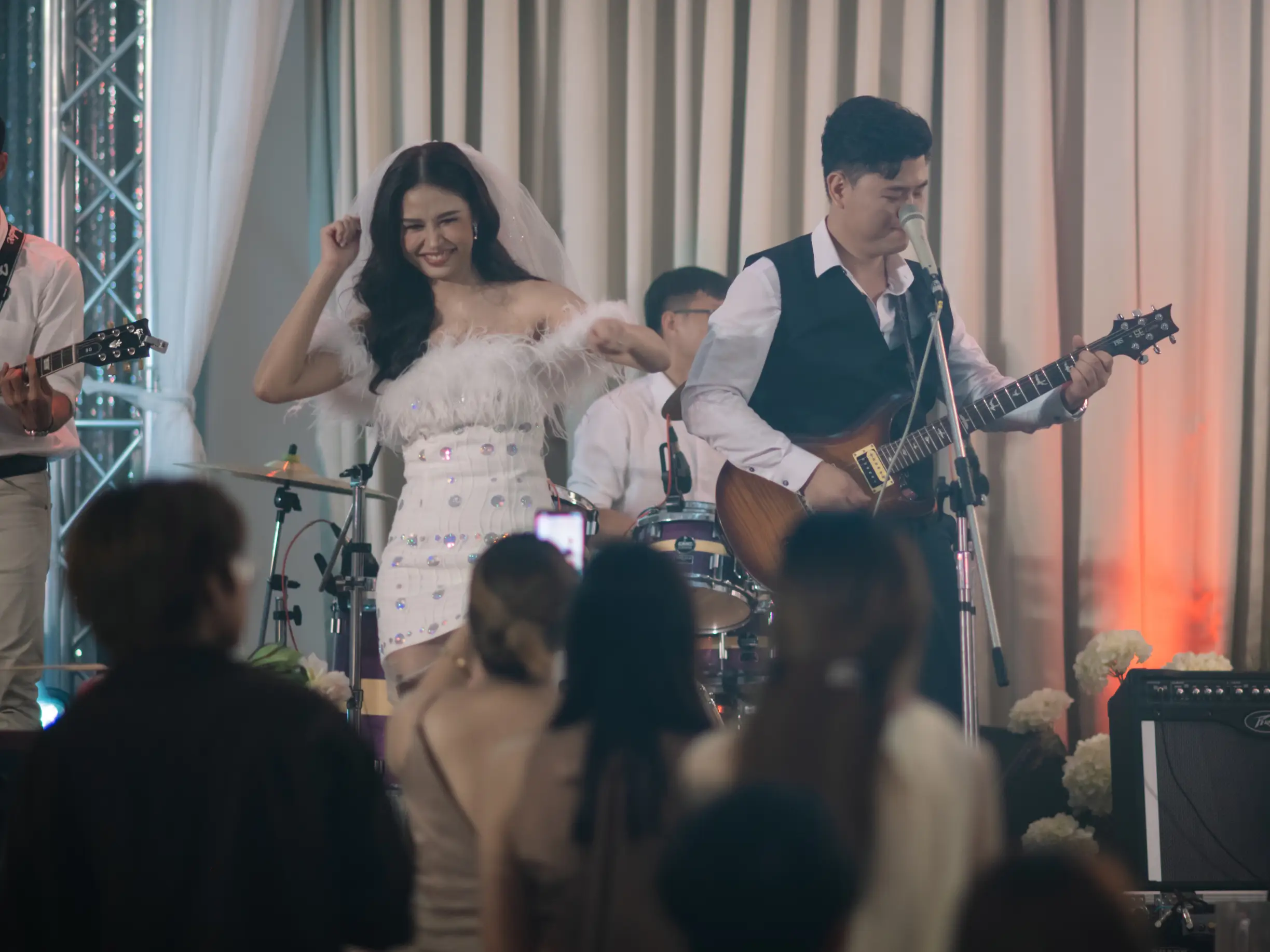 เสกงานแต่ง ให้กลายเป็น mini concert !! 😎🥳 | แกลเลอรีที่โพสต์โดย TK | Lemon8