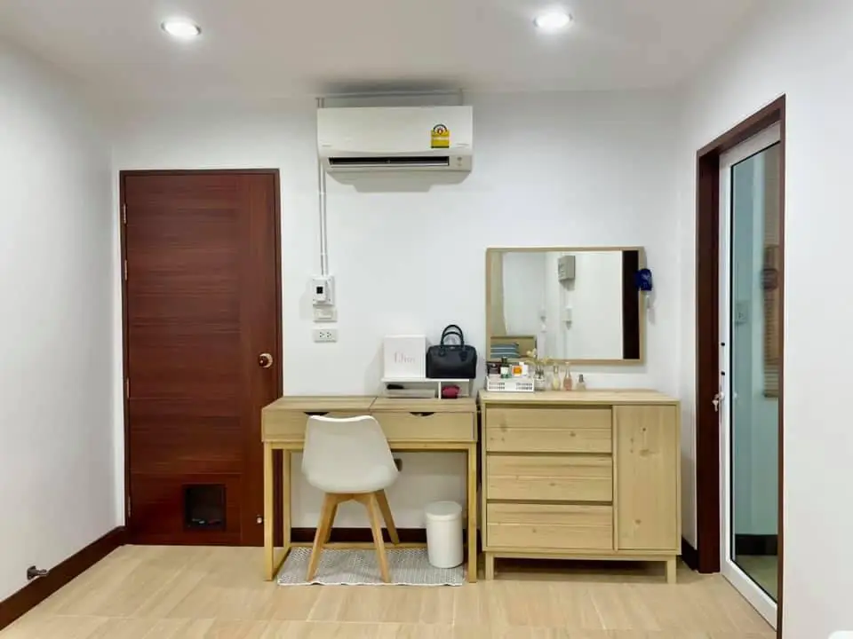 ห้องนอนโล่งๆ โปร่งสบาย แต่ซุกของใช้ไว้ทุกที่ | แกลเลอรีที่โพสต์โดย ...