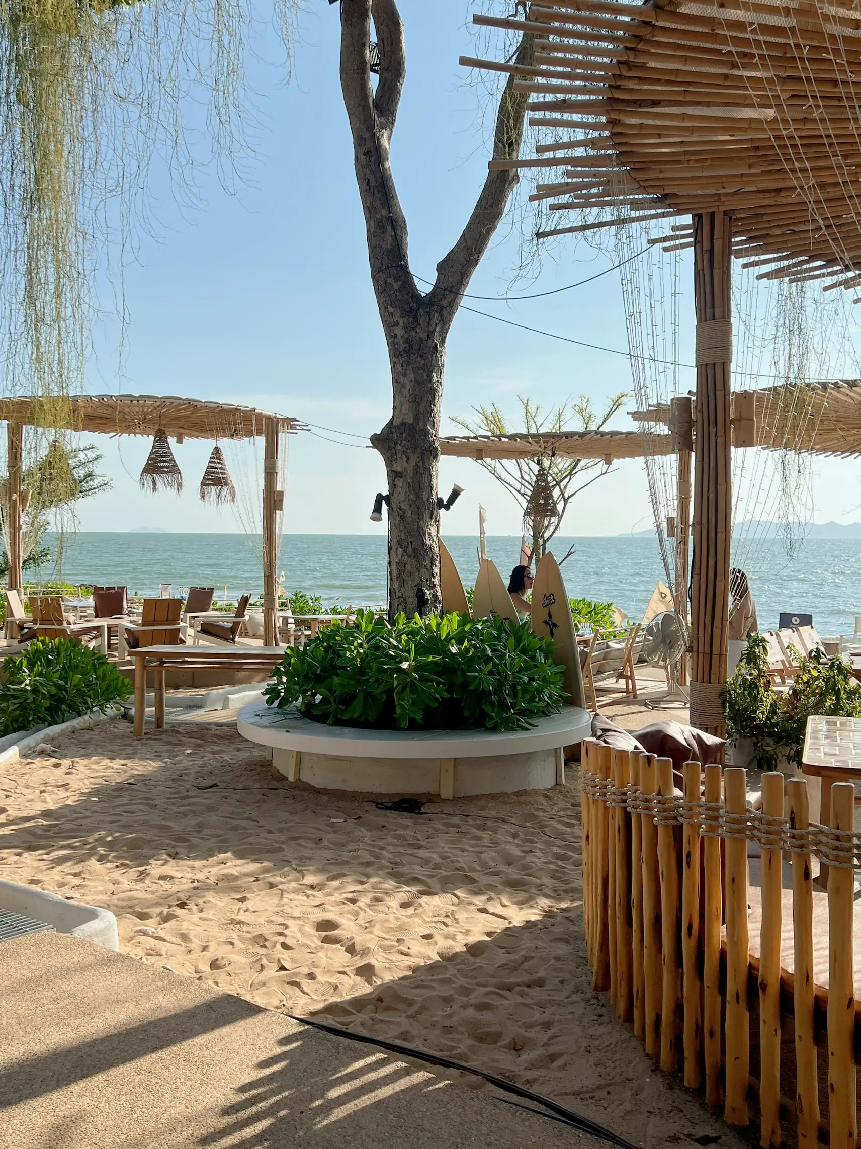 The Oxygen Beach Front Oasis Pattaya cafe 🌊 | แกลเลอรีที่โพสต์โดย 누 나 nuuuui | Lemon8