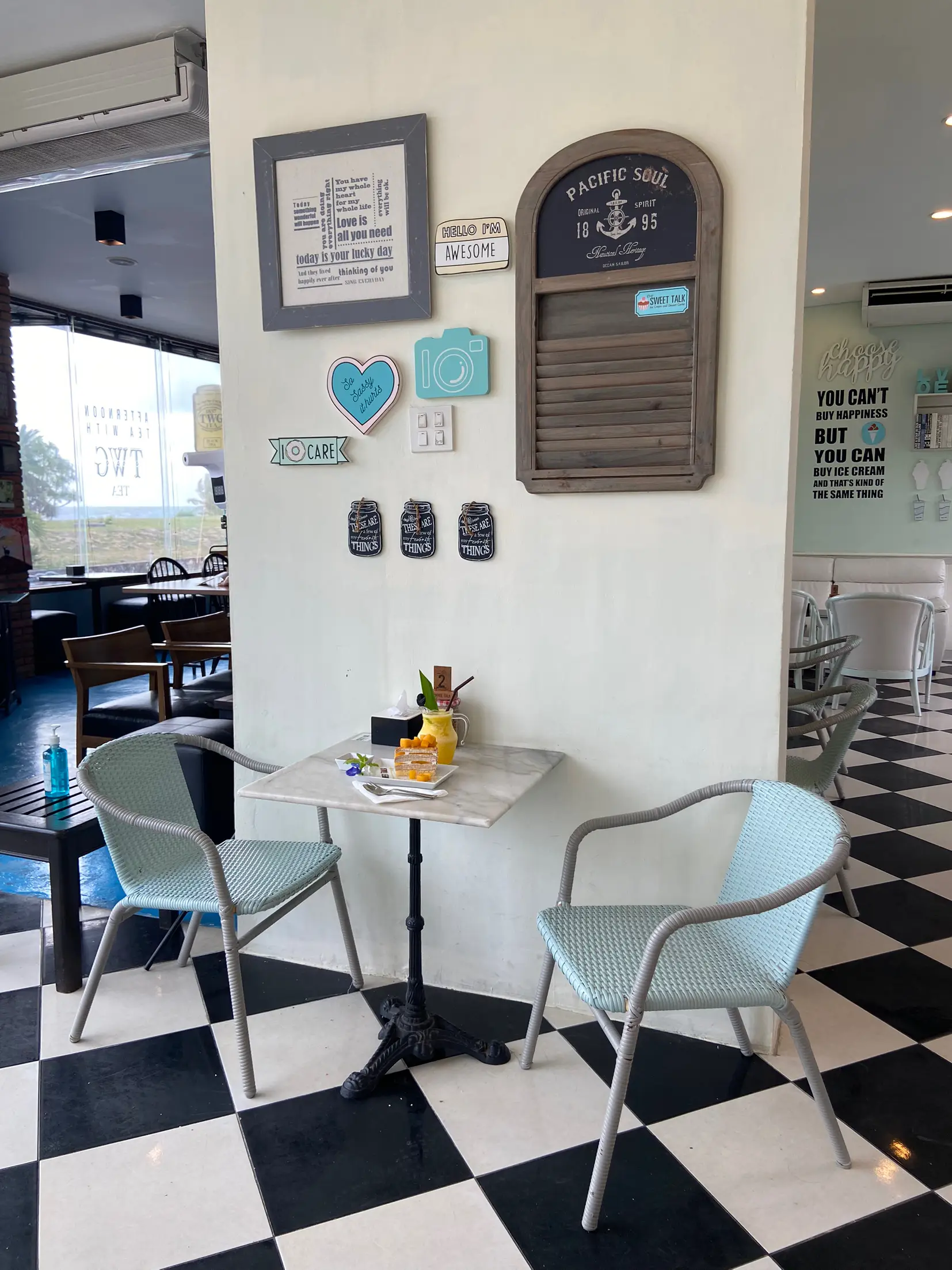 คาเฟ่ภูเก็ต ติดริมชายหาดกะรน | แกลเลอรีที่โพสต์โดย Joop'jib | Lemon8