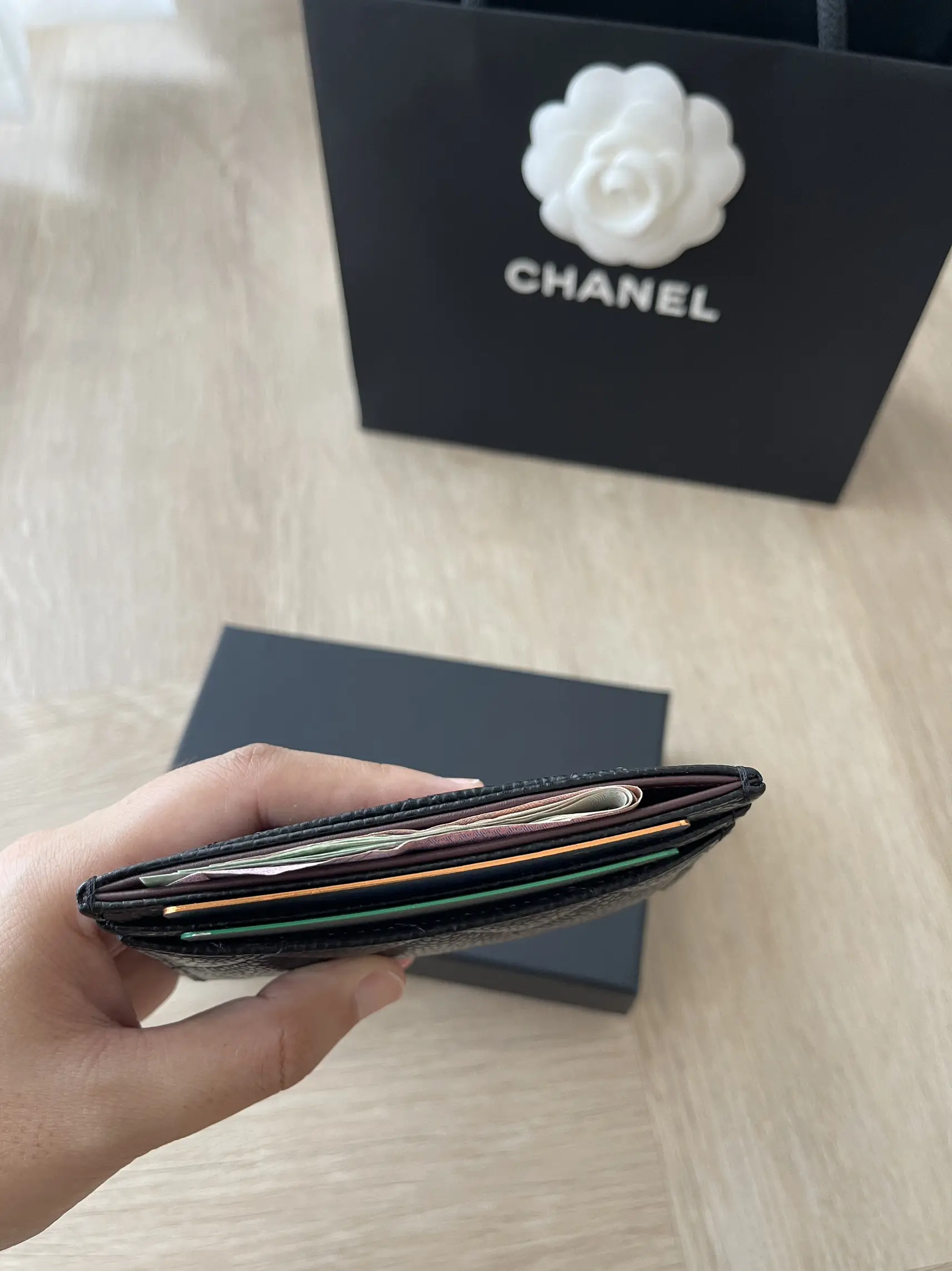 Unboxing Chanel Card holder 🎁🖤 | แกลเลอรีที่โพสต์โดย Suchada K. | Lemon8