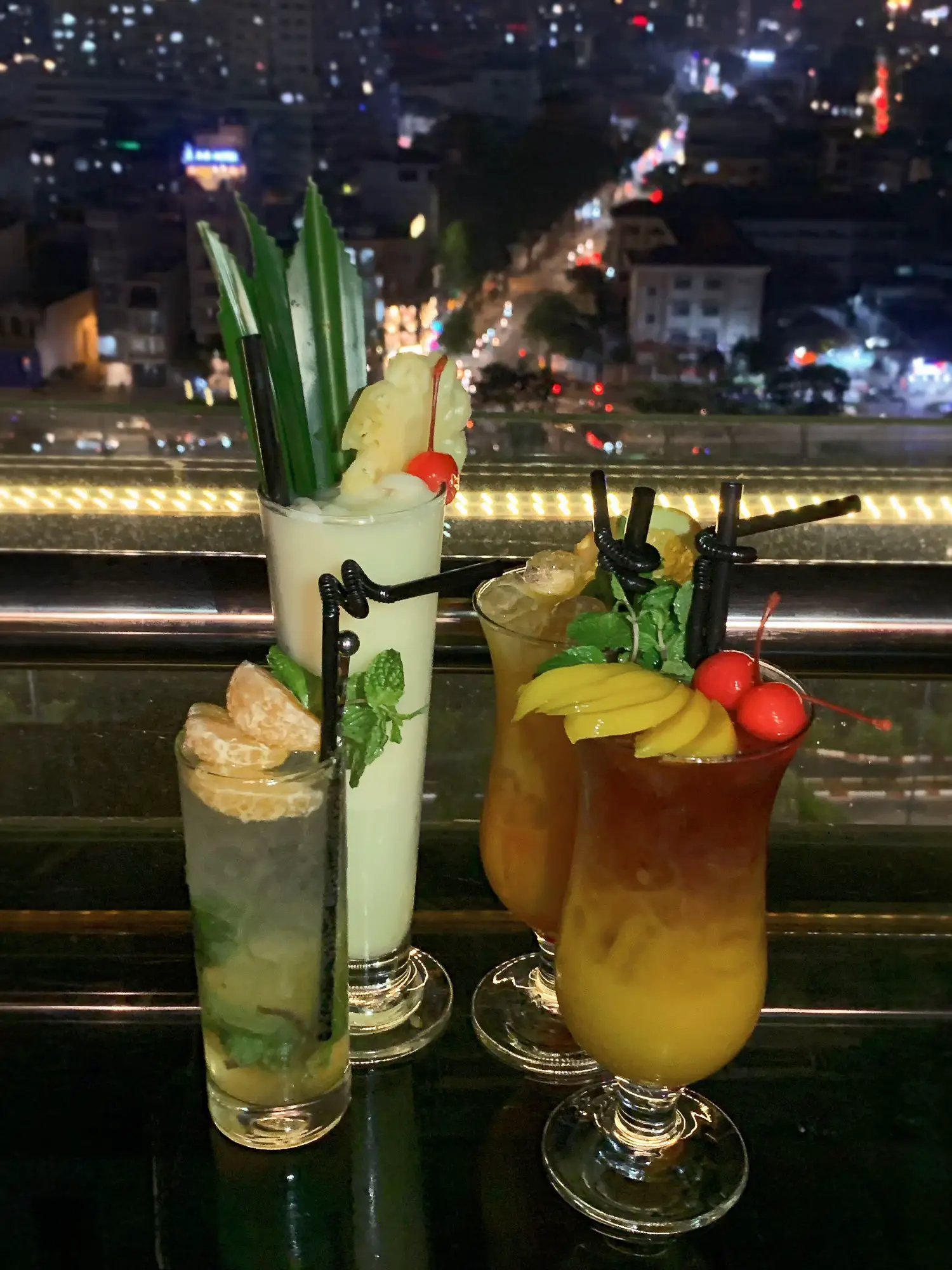 NGẮM TRỌN SÀI GÒN DỄ THƯƠNG TẠI DCHILL ROOFTOP Q1. | Bộ sưu tập do Sìn ...