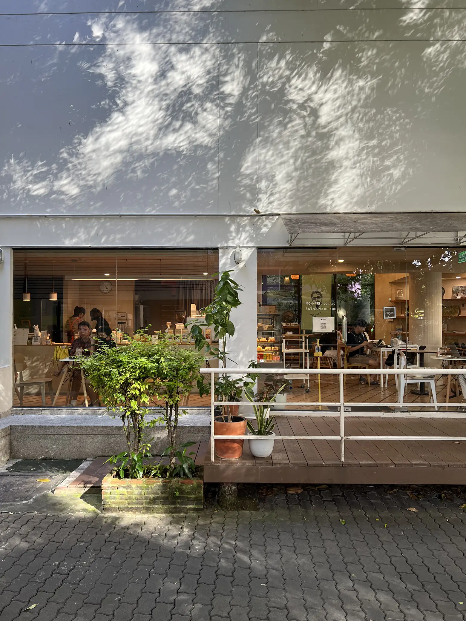 Baan Plan Cafe 🌿 | คาเฟ่ห้องสมุดนั่งชิลกลางสาทร 📚 | แกลเลอรีที่โพสต์โดย ...