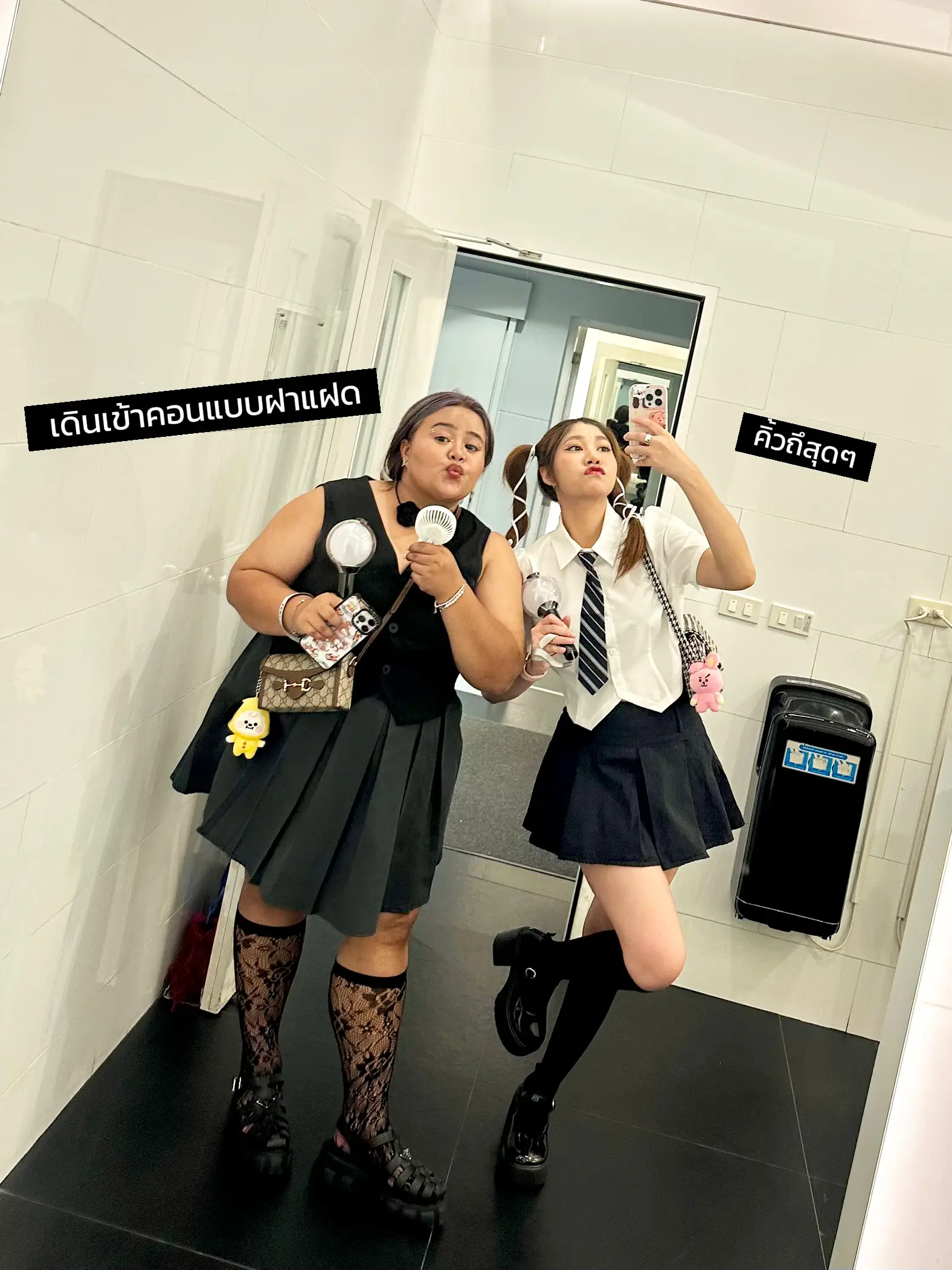 แต่งตัวไปคอนกับเพื่อน เข้าธีมสุดๆ 🖤🤍 | แกลเลอรีที่โพสต์โดย ℬ𝒶𝒾𝓉𝑒𝒶𝓎 | Lemon8