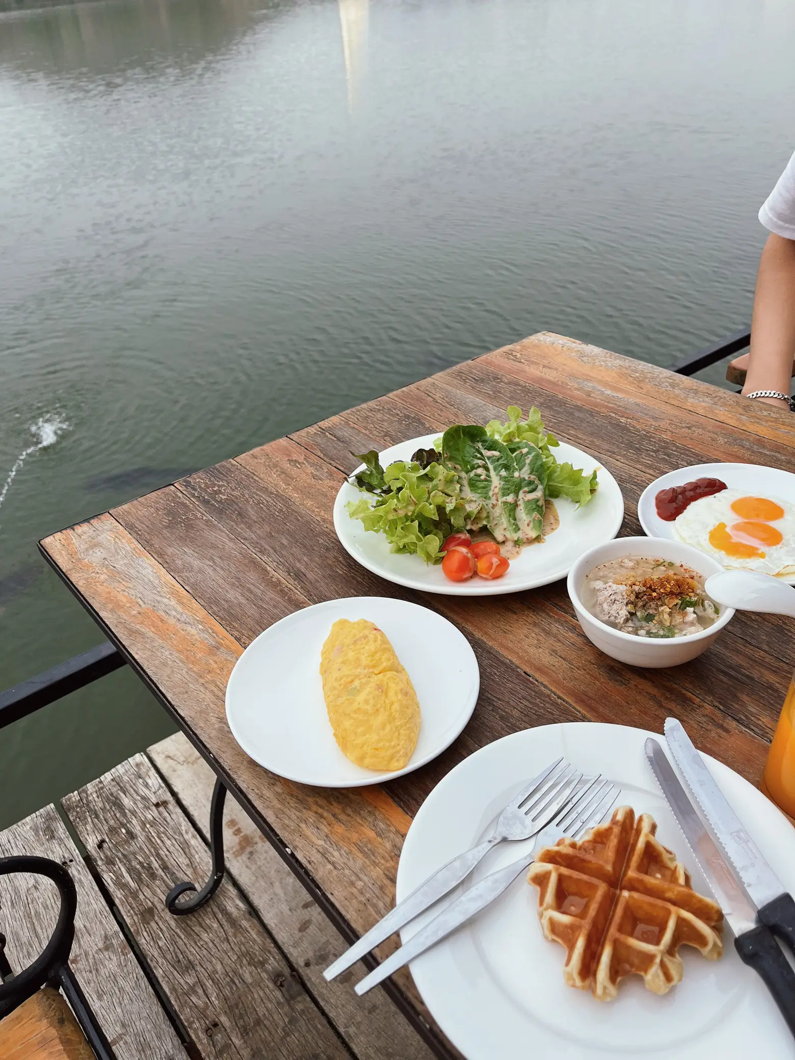 พักผ่อนวิวทะเลสาบใกล้กรุงเทพ | Inlaya Ratchaburi⛰️ | แกลเลอรีที่โพสต์ ...