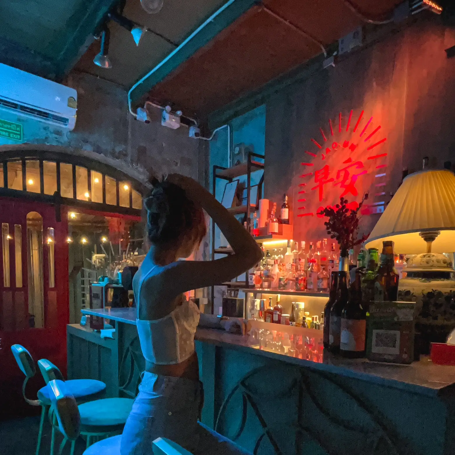 🍸 JAO.UN ดื่มด่ำแสงตะวันในยามค่ำคืน กับบาร์คาเฟ่โกดังเก่าร้อยปี 🌒 | แกล ...