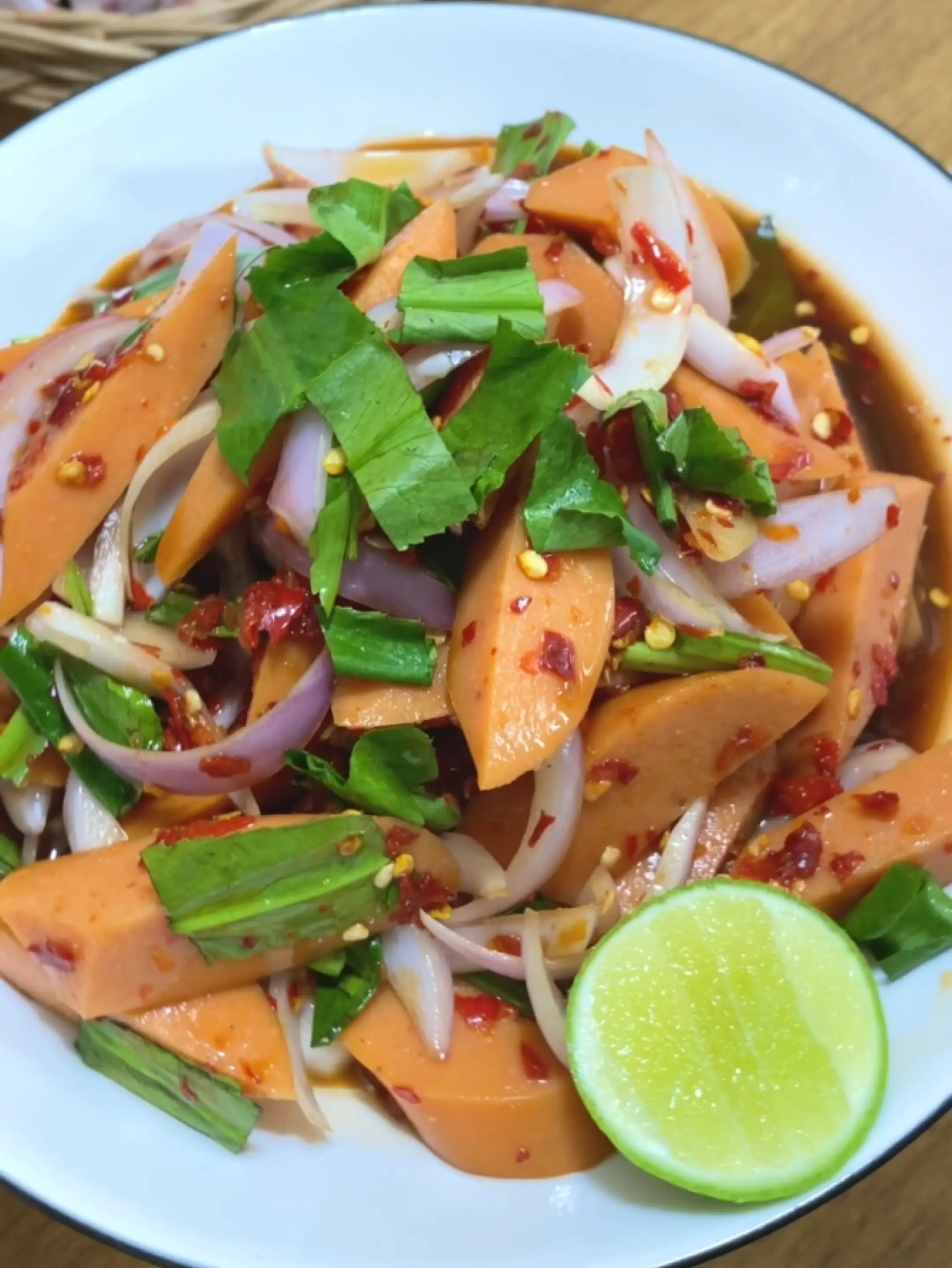 ยำไส้กรอก | วิดีโอที่เผยแพร่โดย R•Roii😋 | Lemon8