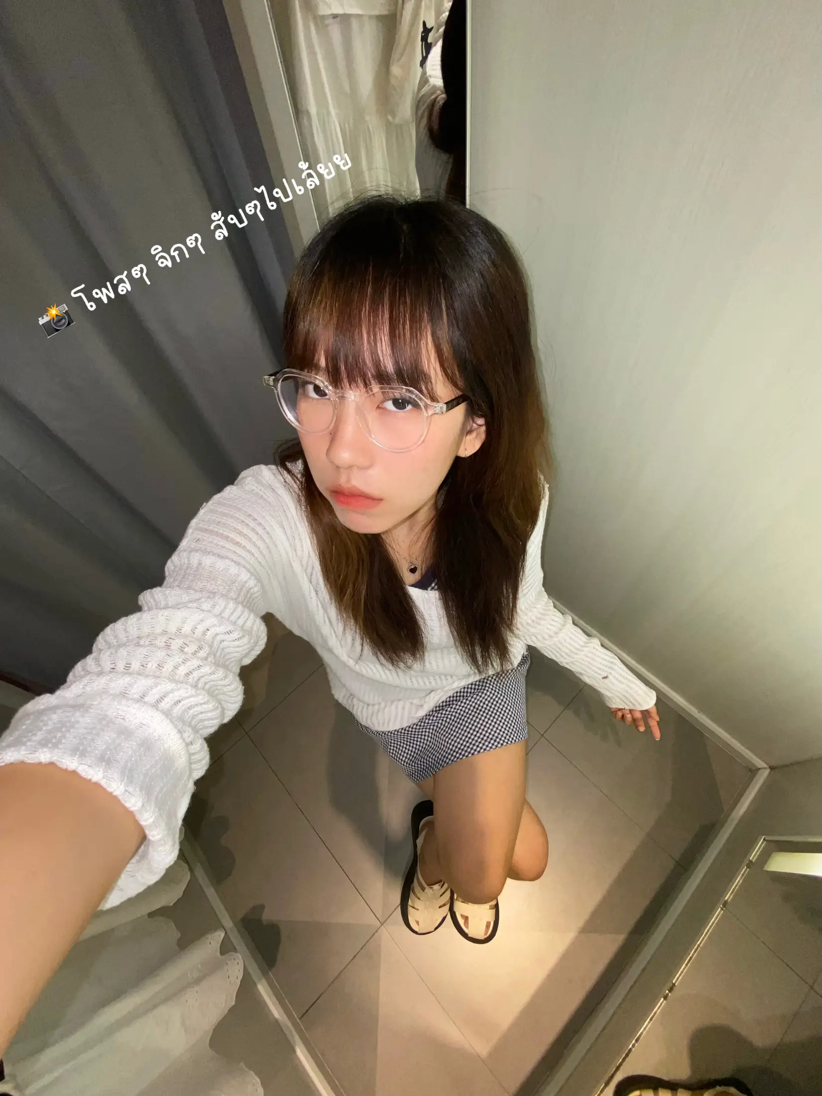 Turn the try room into a Photobooth! Cool picture. Call the likes!📸 ...