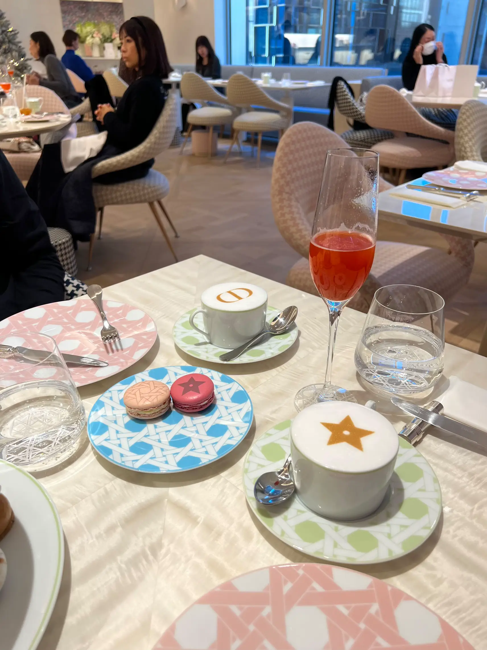 DIOR CAFE ☕️ ร้านกาแฟสุดหรูใจกลางโตเกียว 🤍 | แกลเลอรีที่โพสต์โดย pd 🤍 ...