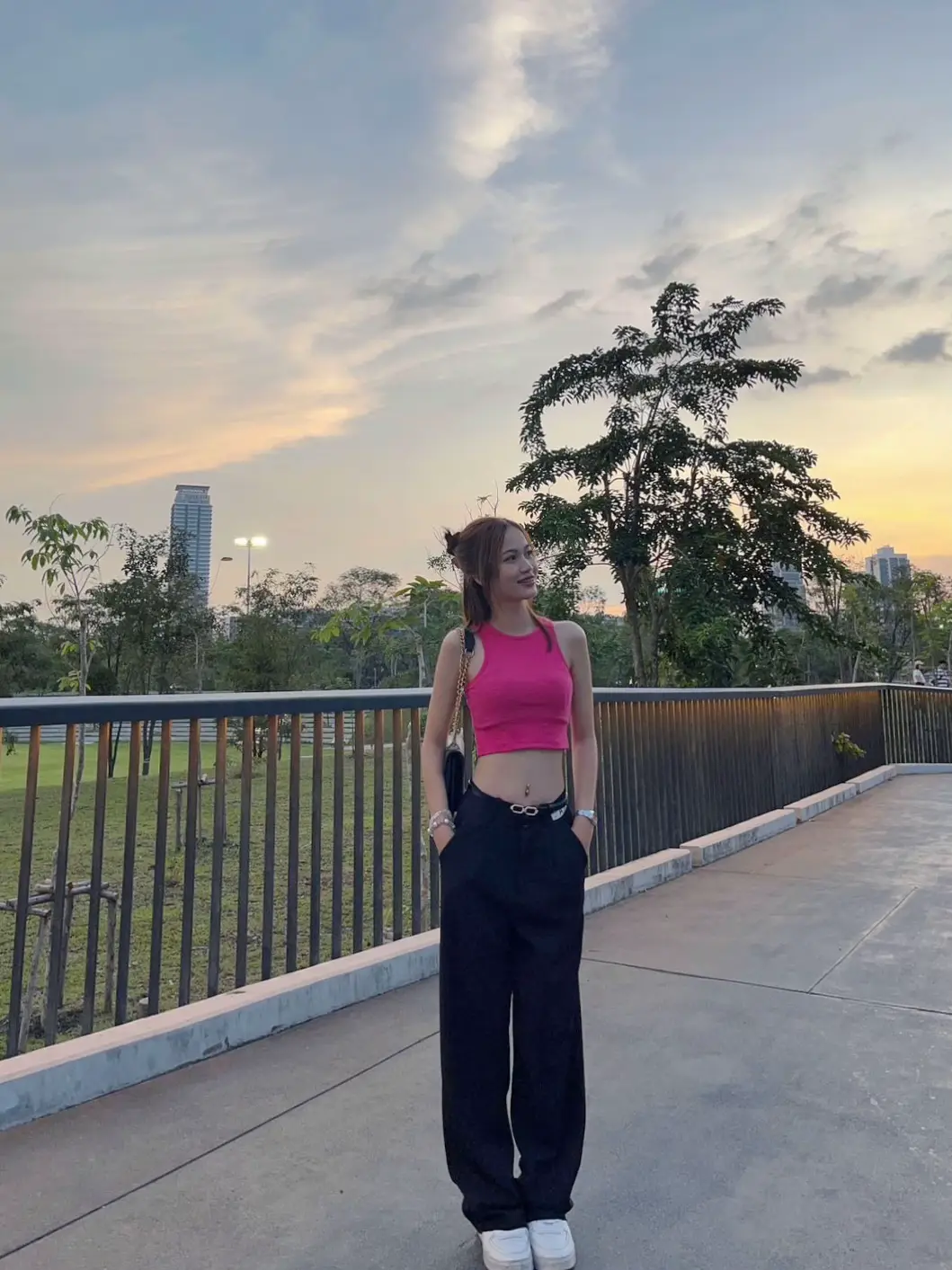 มุมถ่ายรูปที่สวนเบญจกิติช่วงเย็น🌃 | แกลเลอรีที่โพสต์โดย Arra Ya | Lemon8
