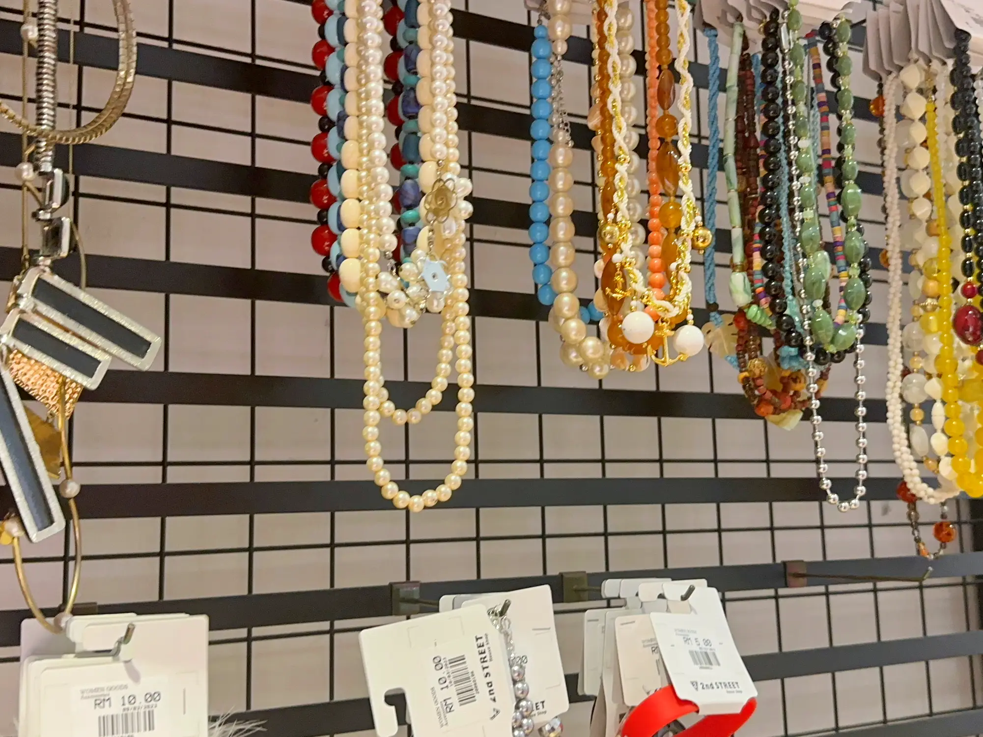 Thrift shopping At 2nd Street Subhang Jaya | Galeri disiarkan oleh ...