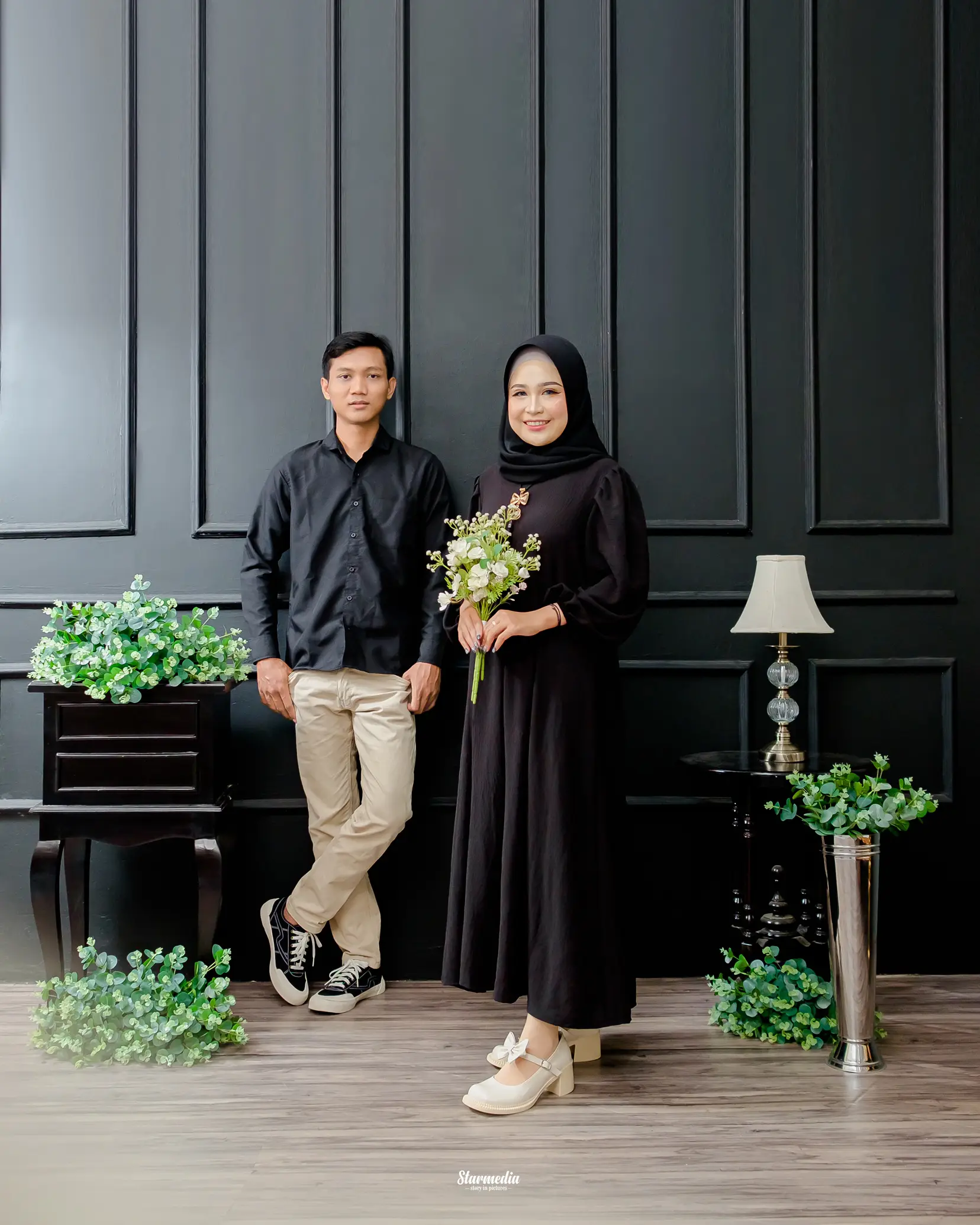 Ide pose prewedding di studio 💫 | Galeri diposting oleh Bulan Sabitha ...