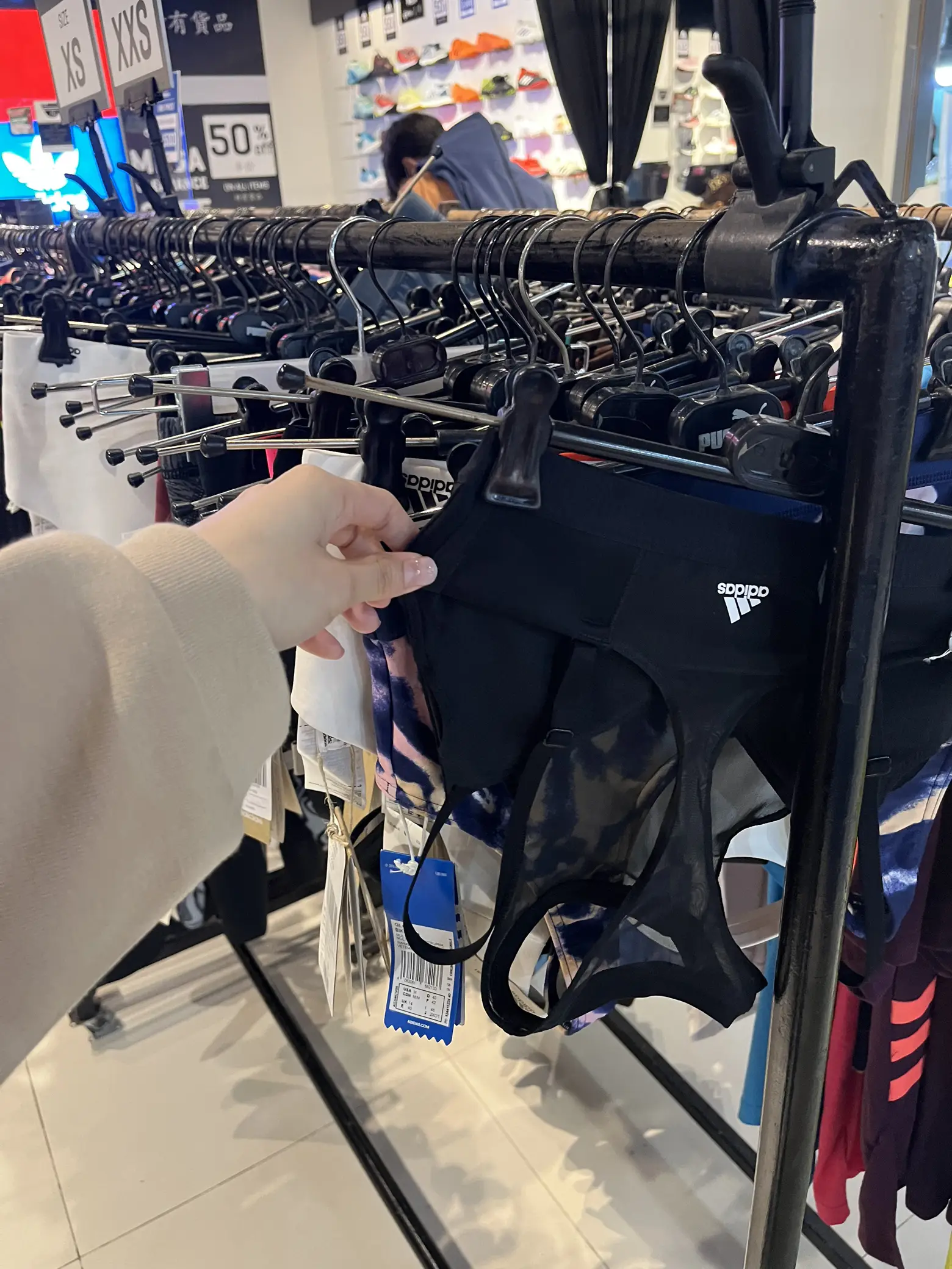 Adidas outlet! | แกลเลอรีที่โพสต์โดย Ruby J | Lemon8