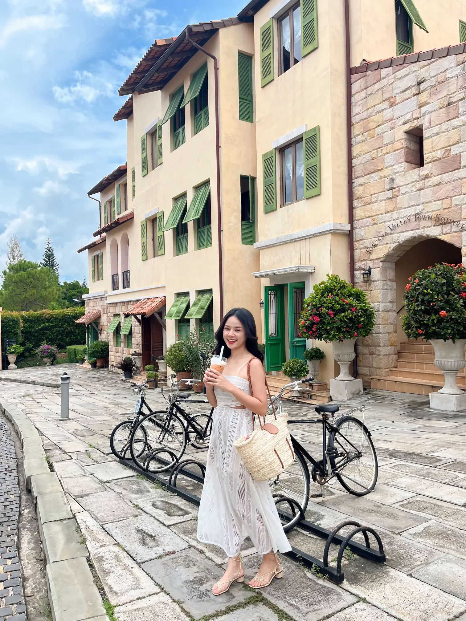 พิกัดชุด/โลเคชั่น เดินเล่นแบบเจ้าหญิงเบล🥀💛🧺🐿 | แกลเลอรีที่โพสต์โดย sixsix | Lemon8