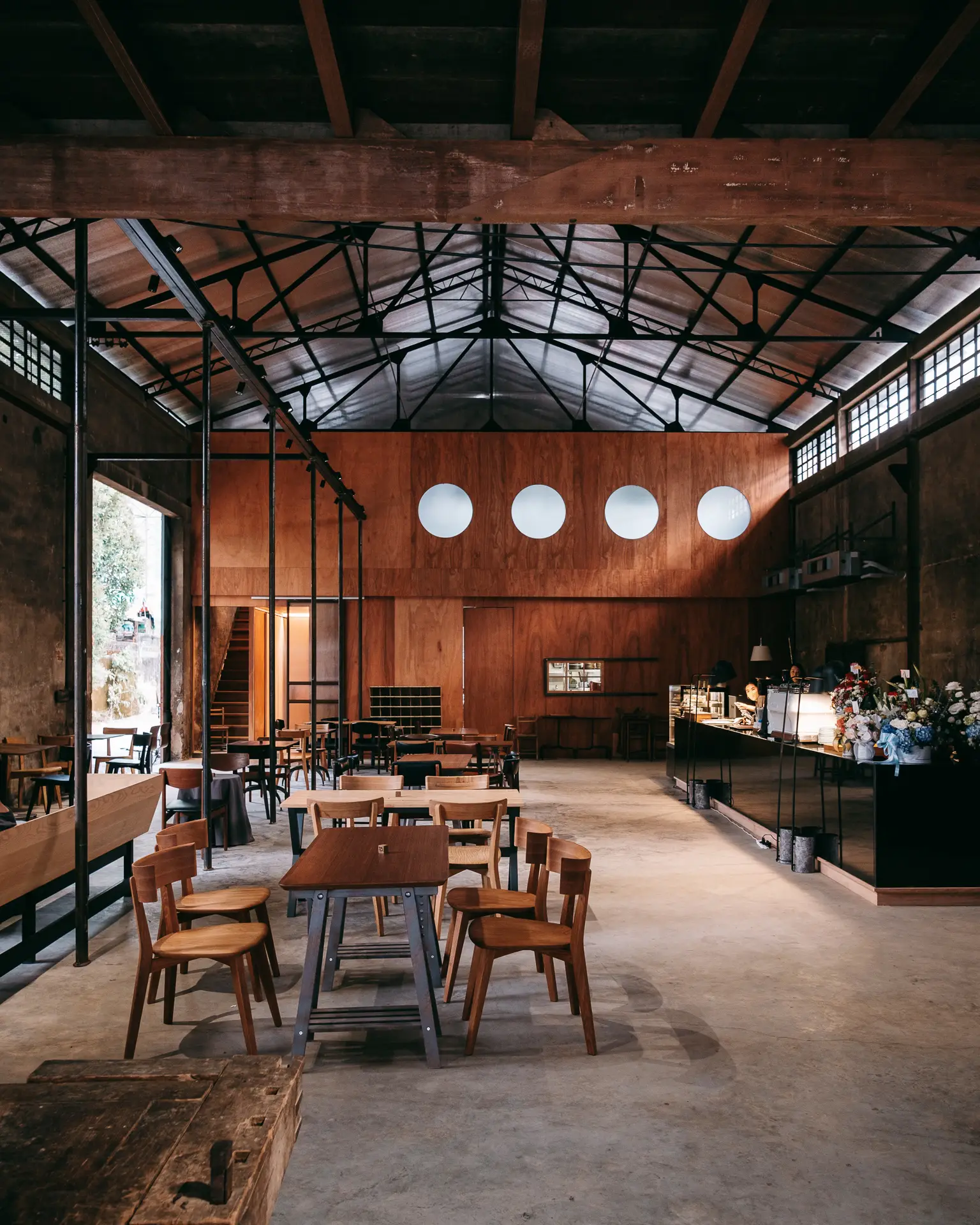 Craftsman Roastery&Brew Bar เปลี่ยนโรงกลึงเก่าเป็นคาเฟ่ | แกลเลอรีที่ ...