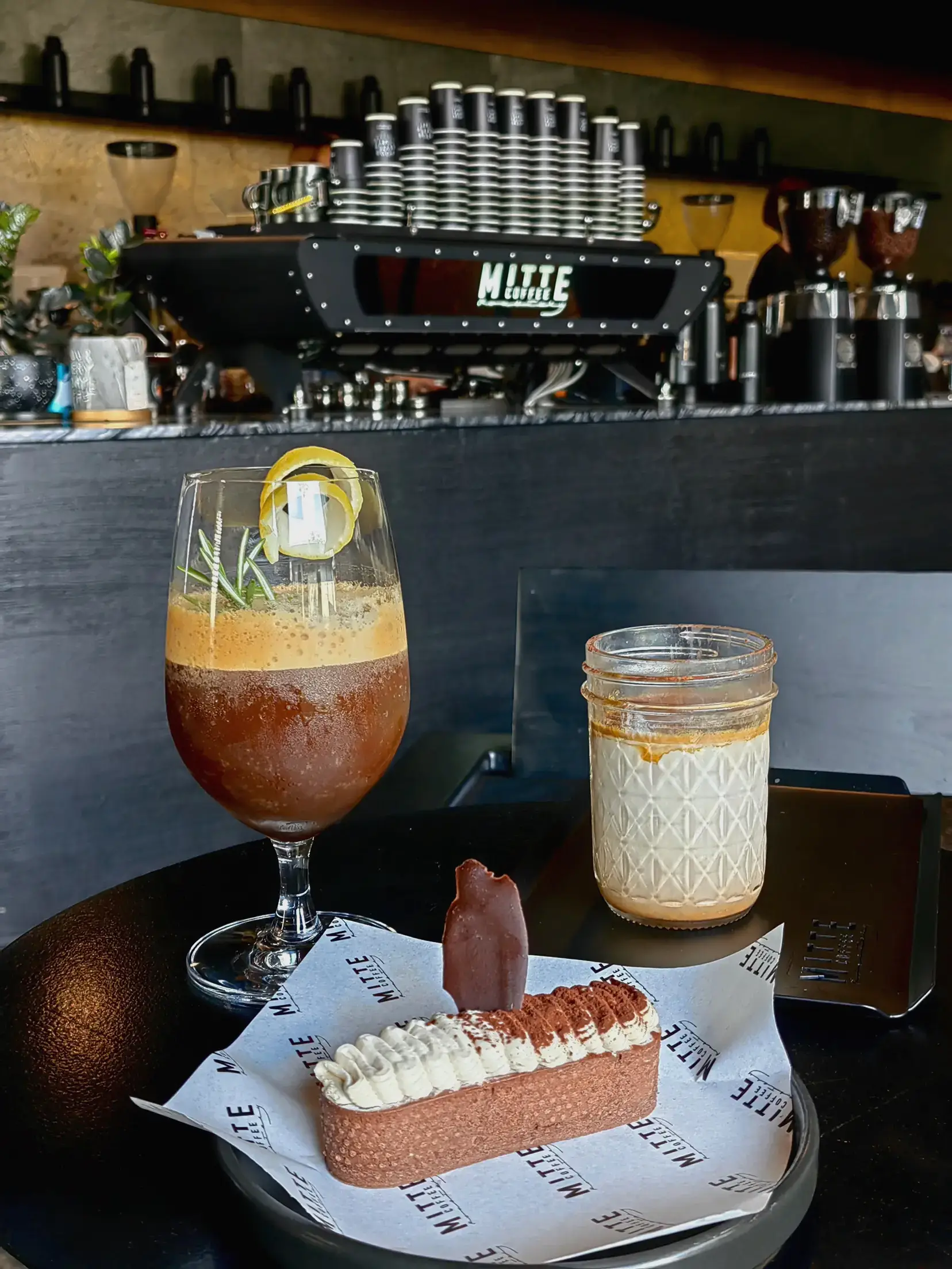 Mitte Coffee ☕️🖤คาเฟ่สีดำสายดาร์กสุดเท่ย่านแจ้งวัฒนะ | แกลเลอรีที่โพสต์ ...