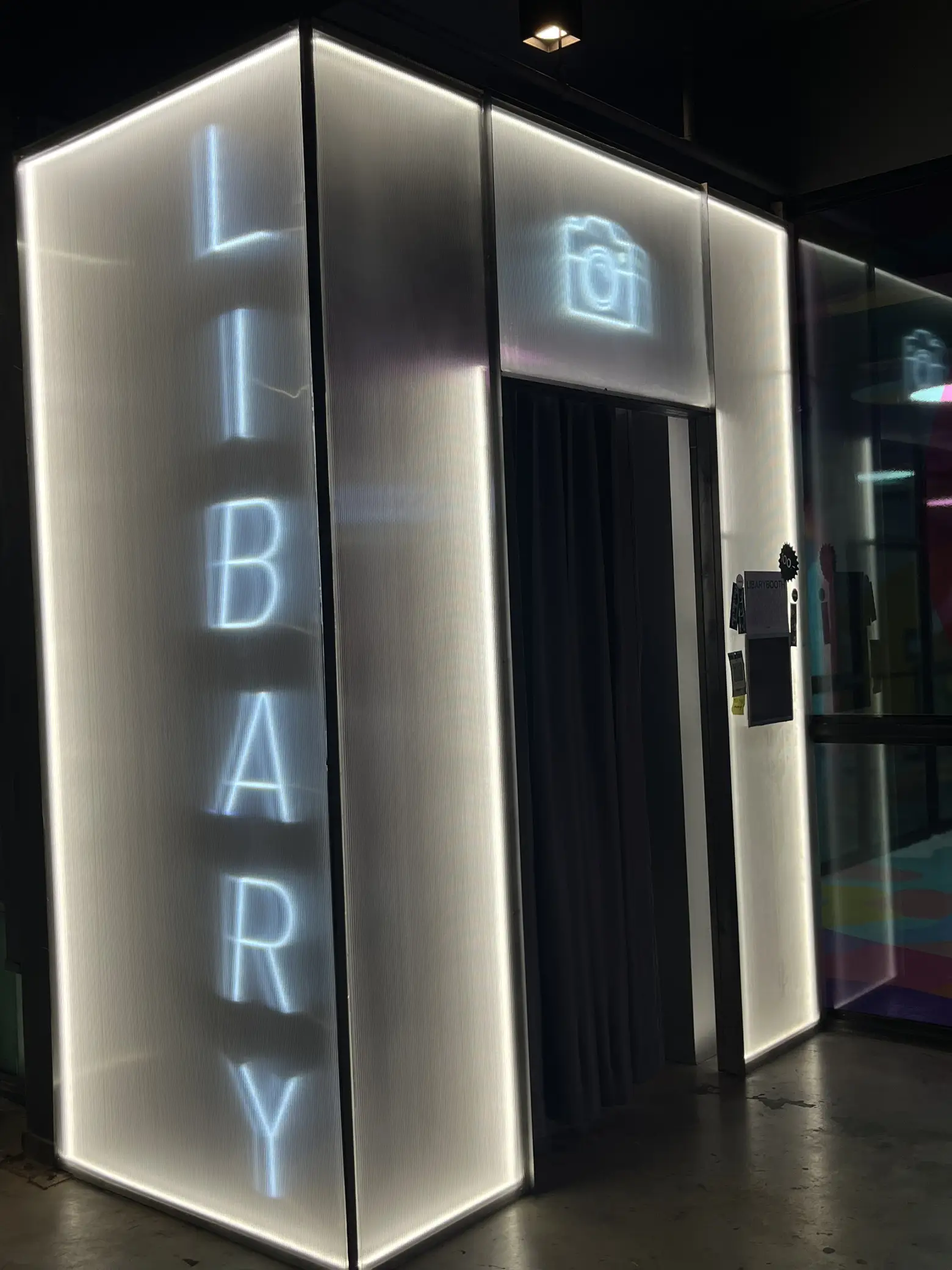 LIBARY BKK | เช้าคาเฟ่ ค่ำฟังเพลง 📚🥂 ครบจบในร้านเดียววว! | แกลเลอรีที่ ...