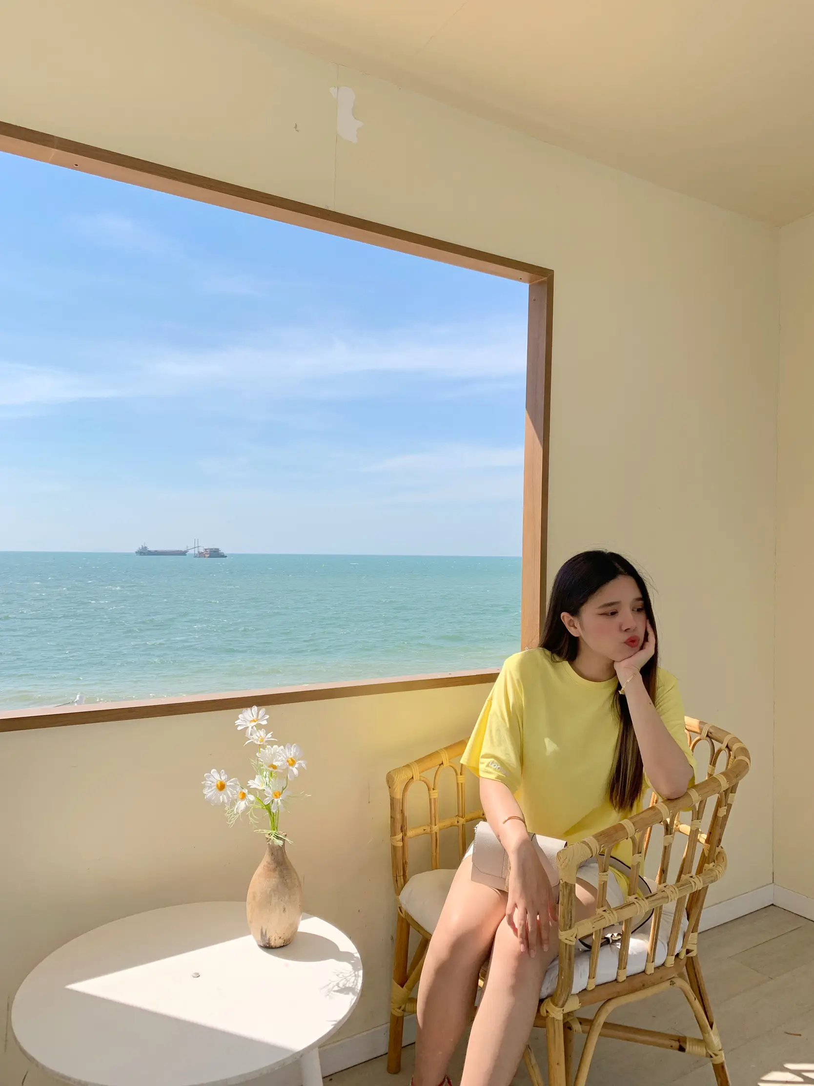 NEW LOOK! คาเฟ่ริมชายหาด บรรยากาศสุดชิล วิวทะเลพาโนรามา | แกลเลอรีที่โพสต์โดย PairMai | Lemon8