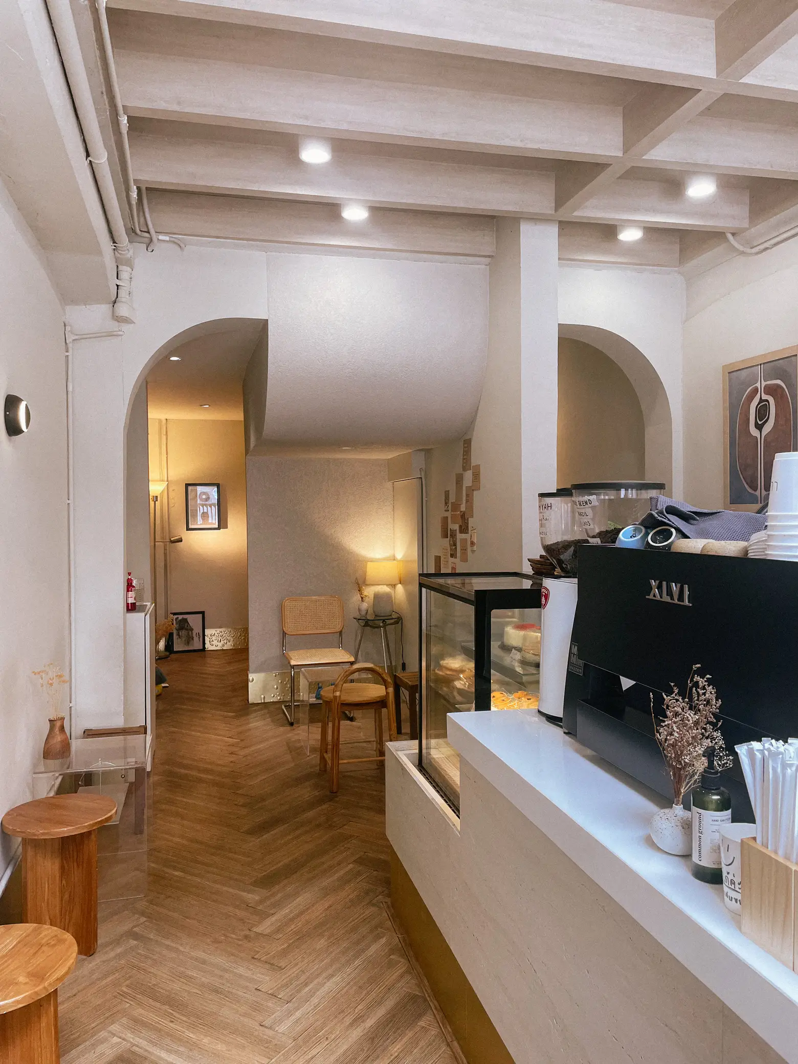 LUA cafe คาเฟ่น่ารักคุมโทนมินิมอล ท่ามหาราช ข้างมธ. | แกลเลอรีที่โพสต์โดย พั้นจ้าา💜 | Lemon8