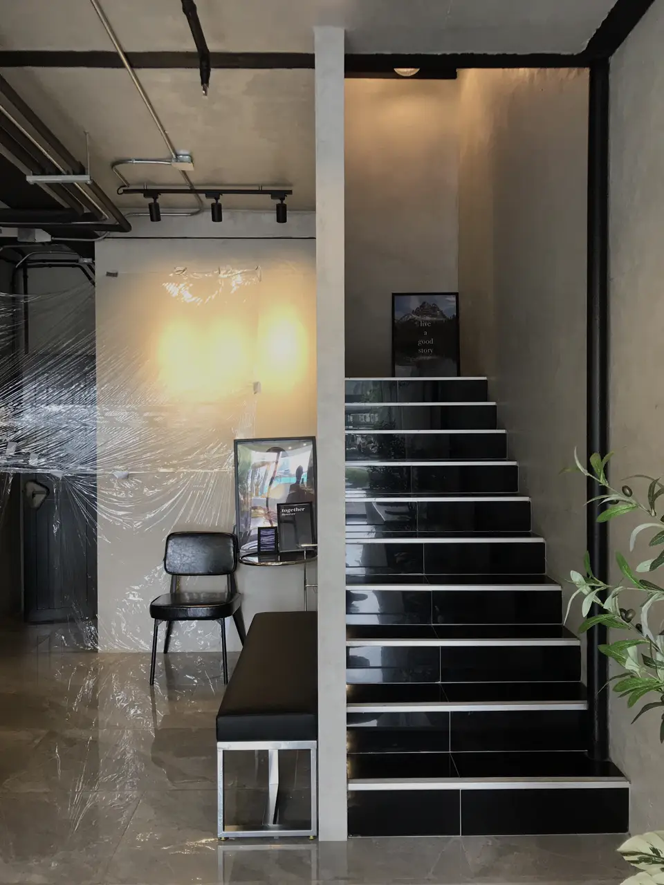 FlowEver Cafe & Wine คาเฟ่โทนดาร์ค แนวโมเดิร์น | Gallery posted by B MY STORY | Lemon8