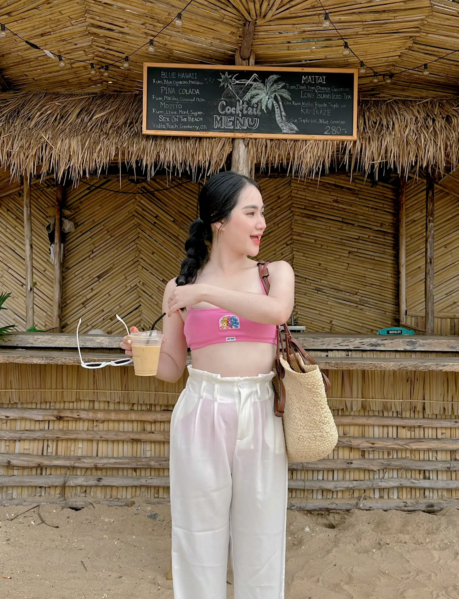 คาเฟ่ถ่ายรูปปังบนเกาะล้าน📸 Matata bay Cafe. | แกลเลอรีที่โพสต์โดย Chompoo_skt | Lemon8