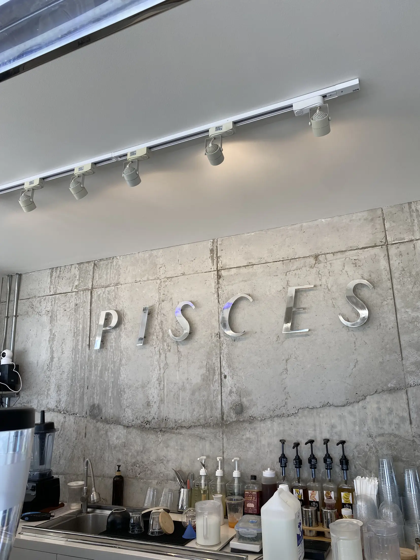 🤍Pisces cafe คาเฟ่มินิมอล ทับสะแก be like ปูซาน สุดๆ ᨳ | แกลเลอรีที่ ...