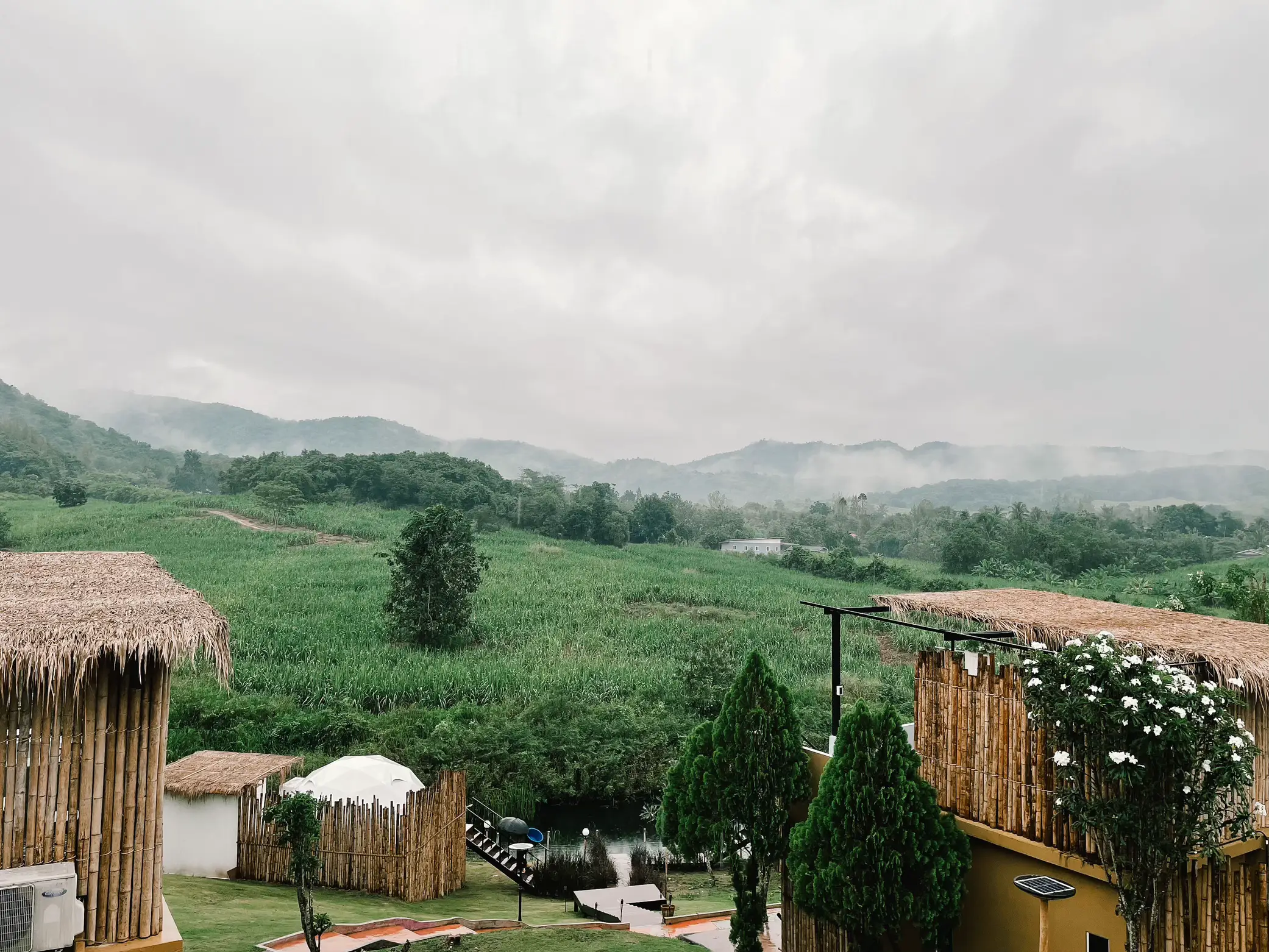 🐝 ที่พักเปิดใหม่สวนผึ้ง แคมป์ฟิลธรรมชาติเห็นทั้งเขาทั้งหมอกฟินๆ 🌧️🏕️