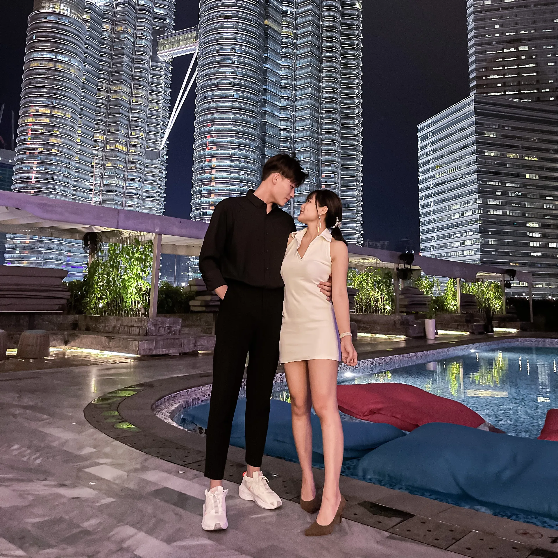 My Queen🇲🇾 | My baby | 🤍🖤 KLCC Outfit Ideas🇲🇾 | แกลเลอรีที่โพสต์โดย Ray Chai | Lemon8